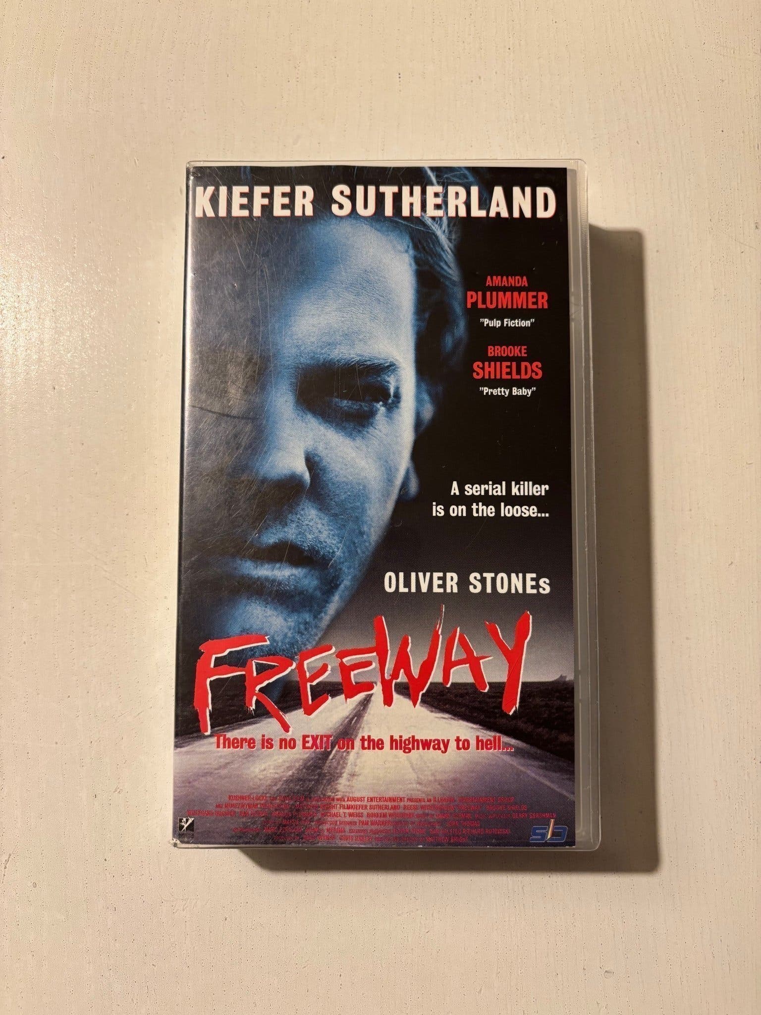 Se produkter som liknar Freeway VHS - Oliver Stone på Tradera (701037226)