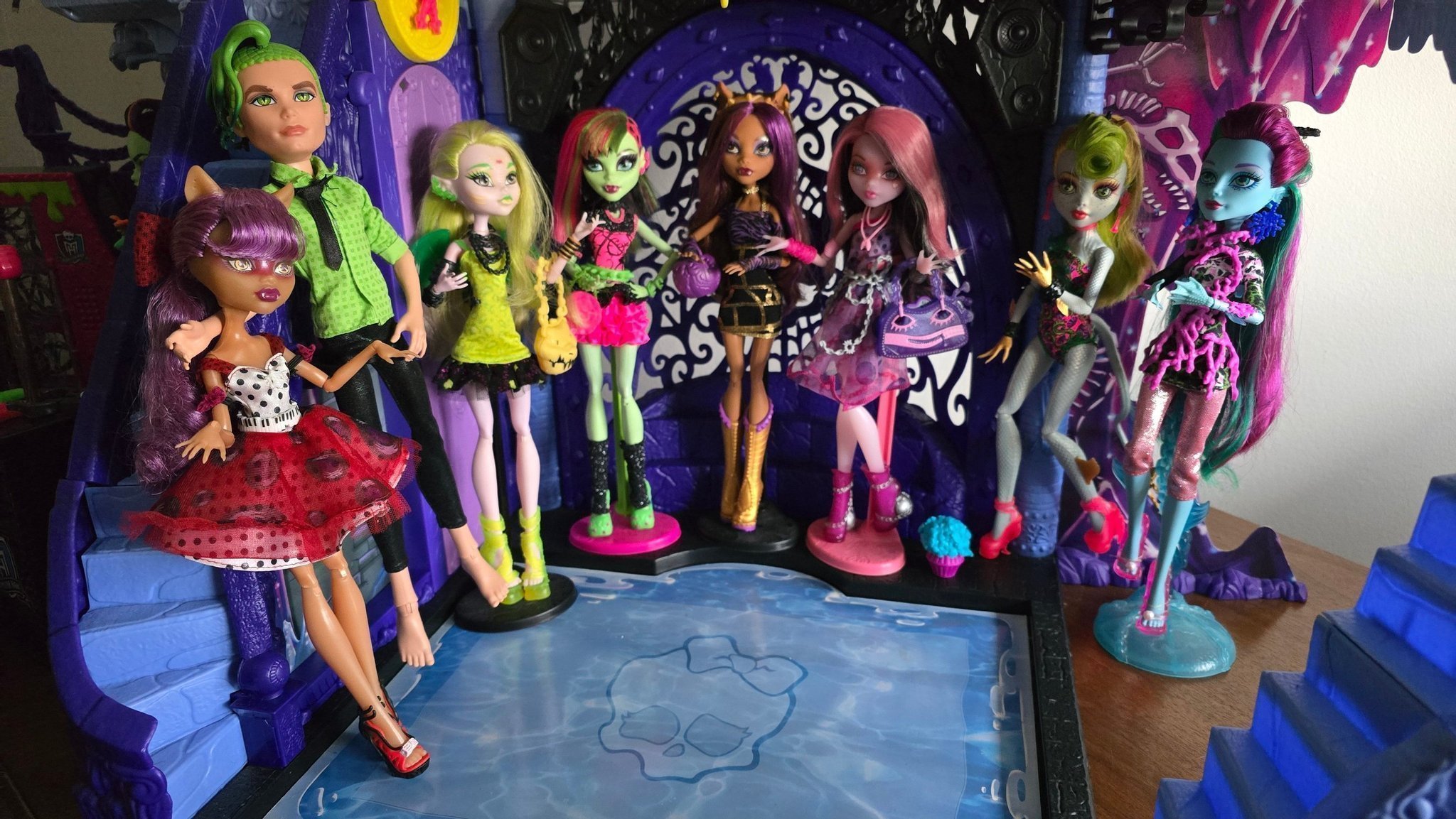 Se produkter som liknar Monster High 8 figurer med ma.. på Tradera ...