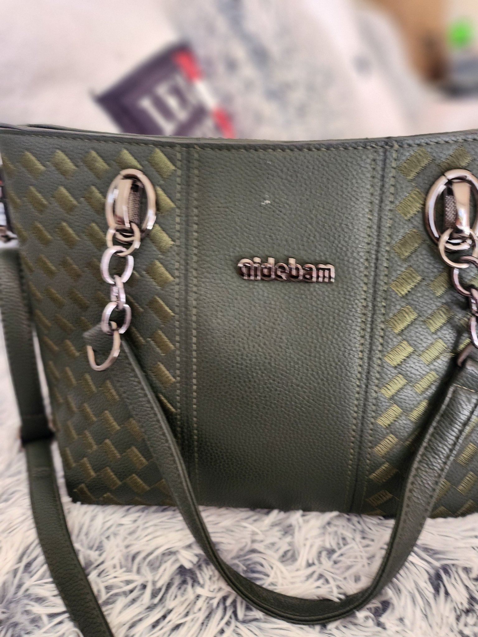 Se produkter som liknar aidebam grön handväska på Tradera (693623149)