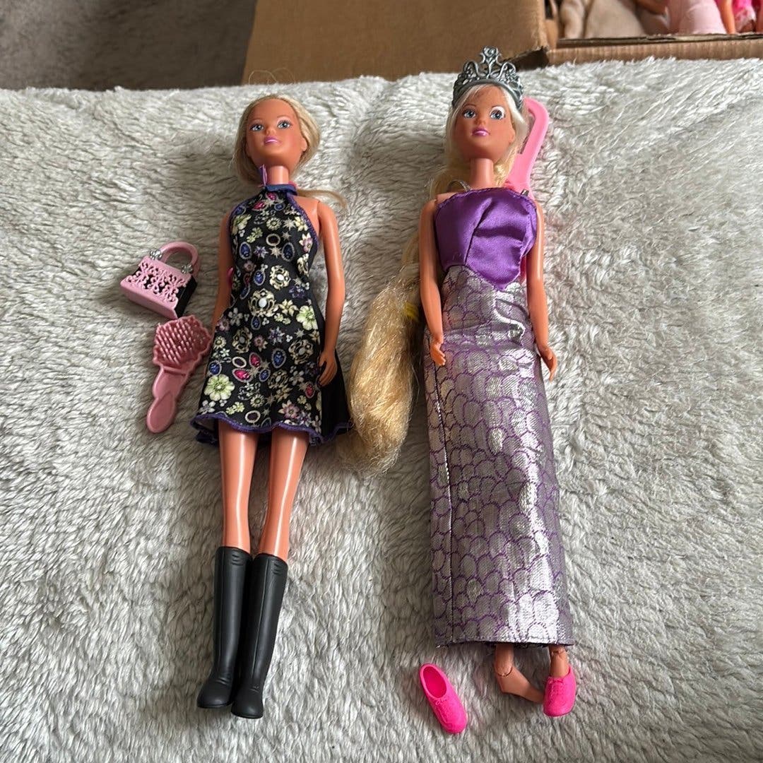 Se produkter som liknar Två Steffi Love dockor med ti.. på Tradera ...