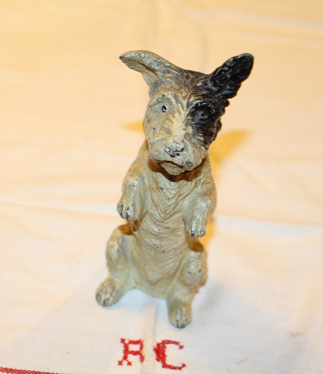 ÄLDRE OVANLIG TÄNDARE SITTANDE HUND.. | Köp från tsarix på Tradera ...