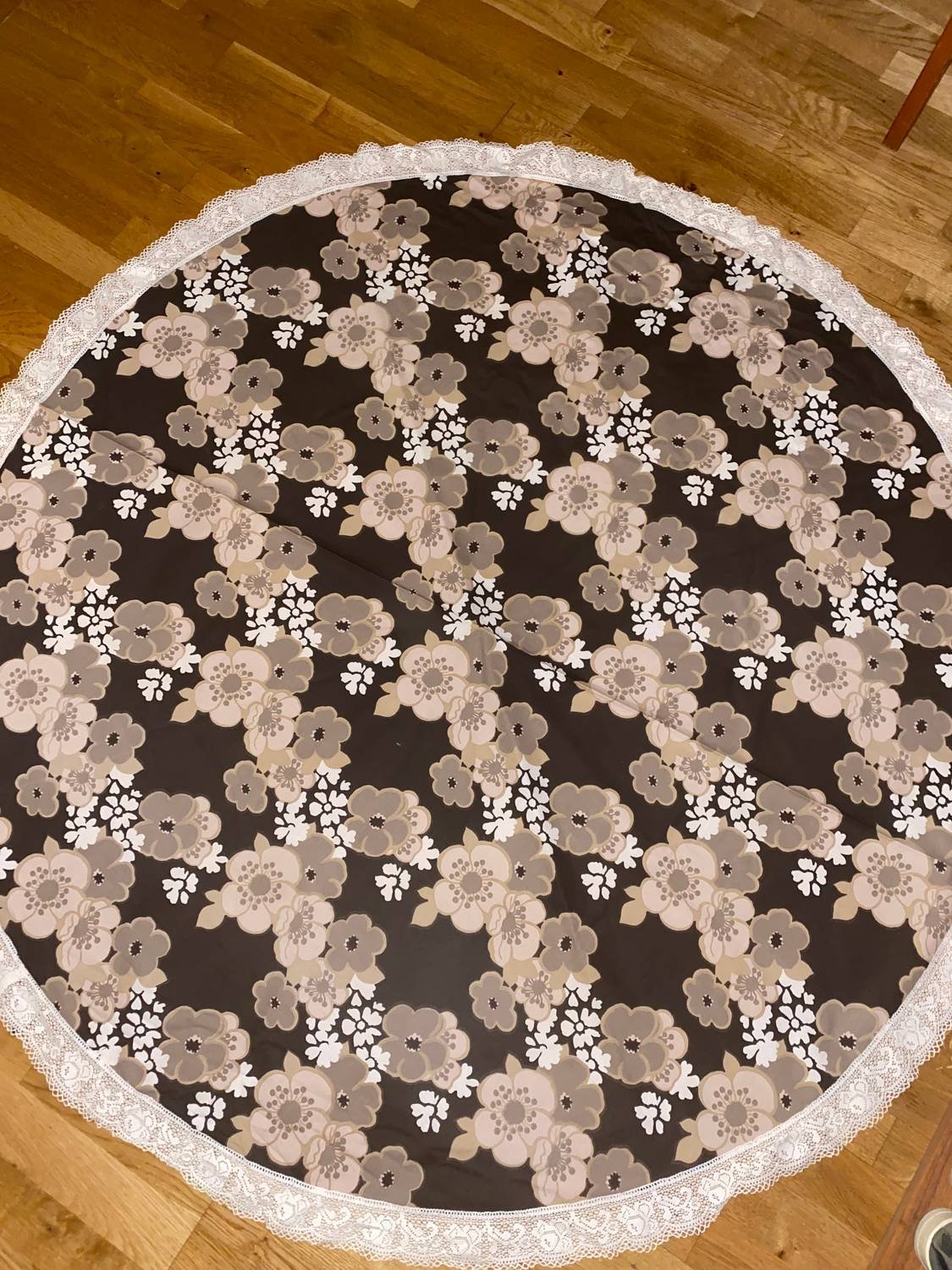 Retro rund duk bordsduk brun blommor spets | Köp på Tradera (637226942)