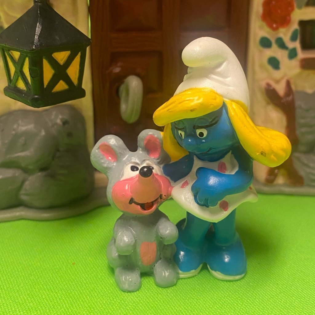 Mkt populär Smurfan med stor råtta?? bredvid si.. | Köp på Tradera ...