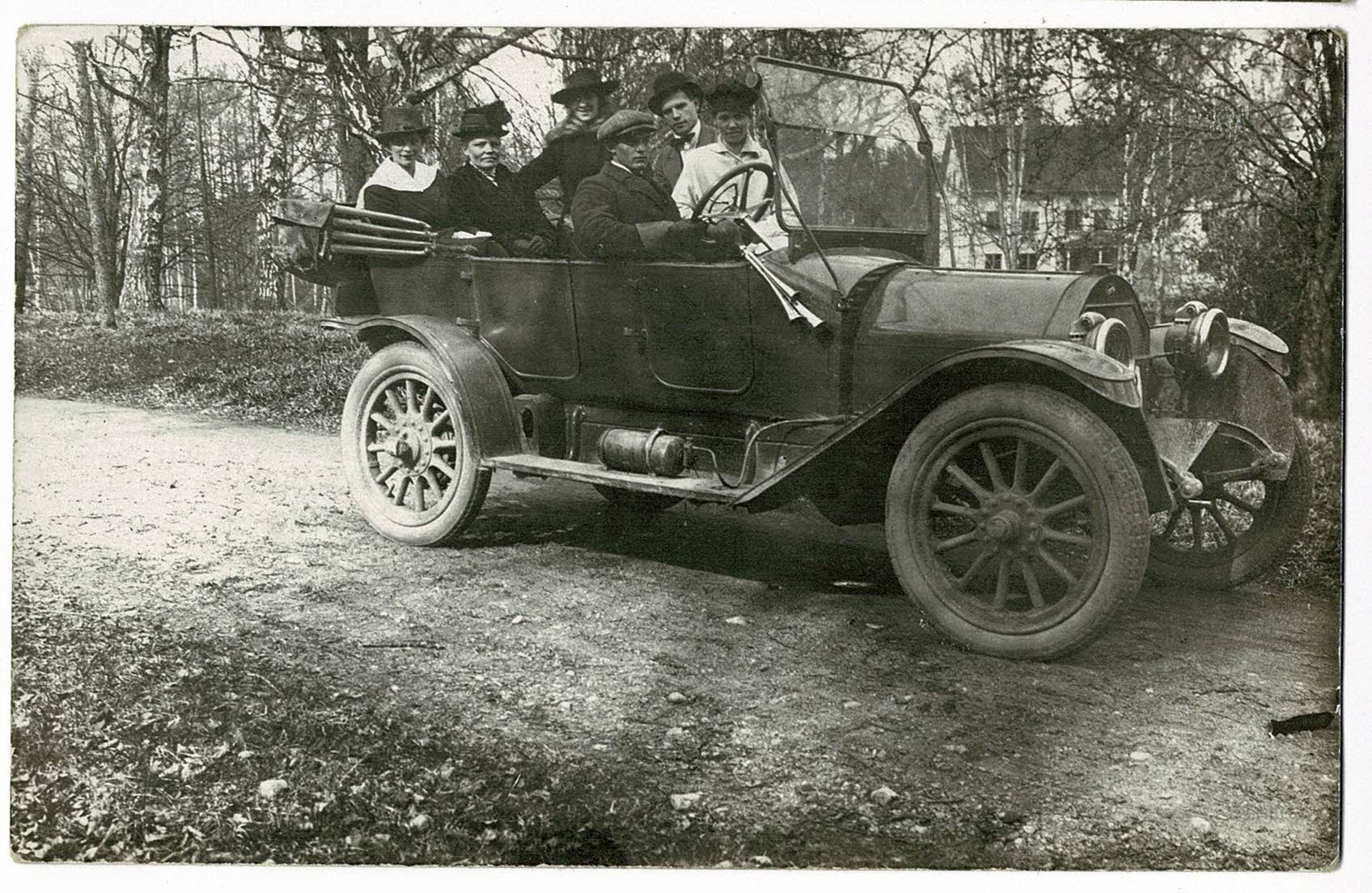 Gammal bil 1920-talet framför her.. | Köp från SepiaArt på Tradera ...