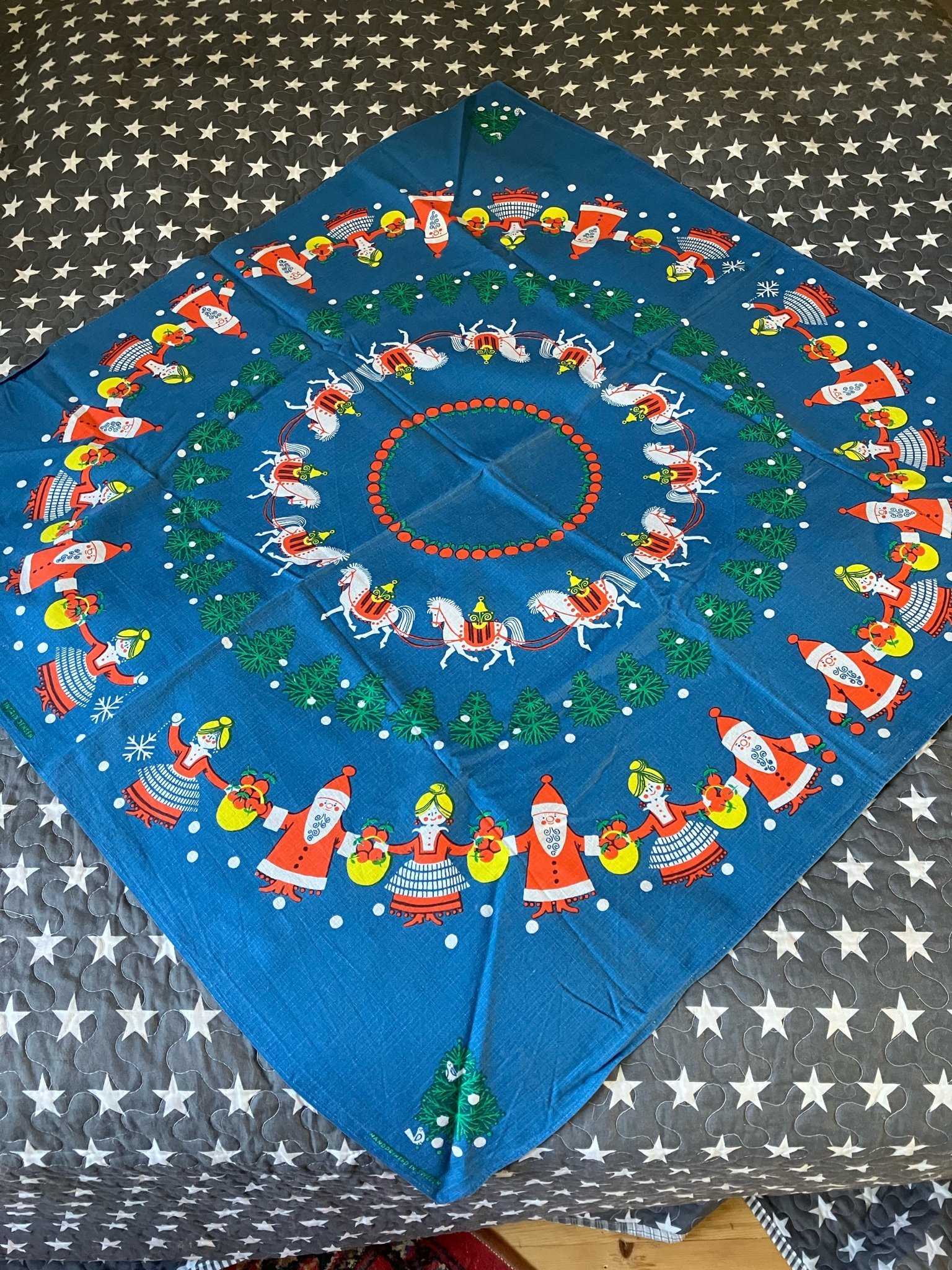 Se produkter som liknar Äldre julduk tomtar och hästa.. på Tradera ...