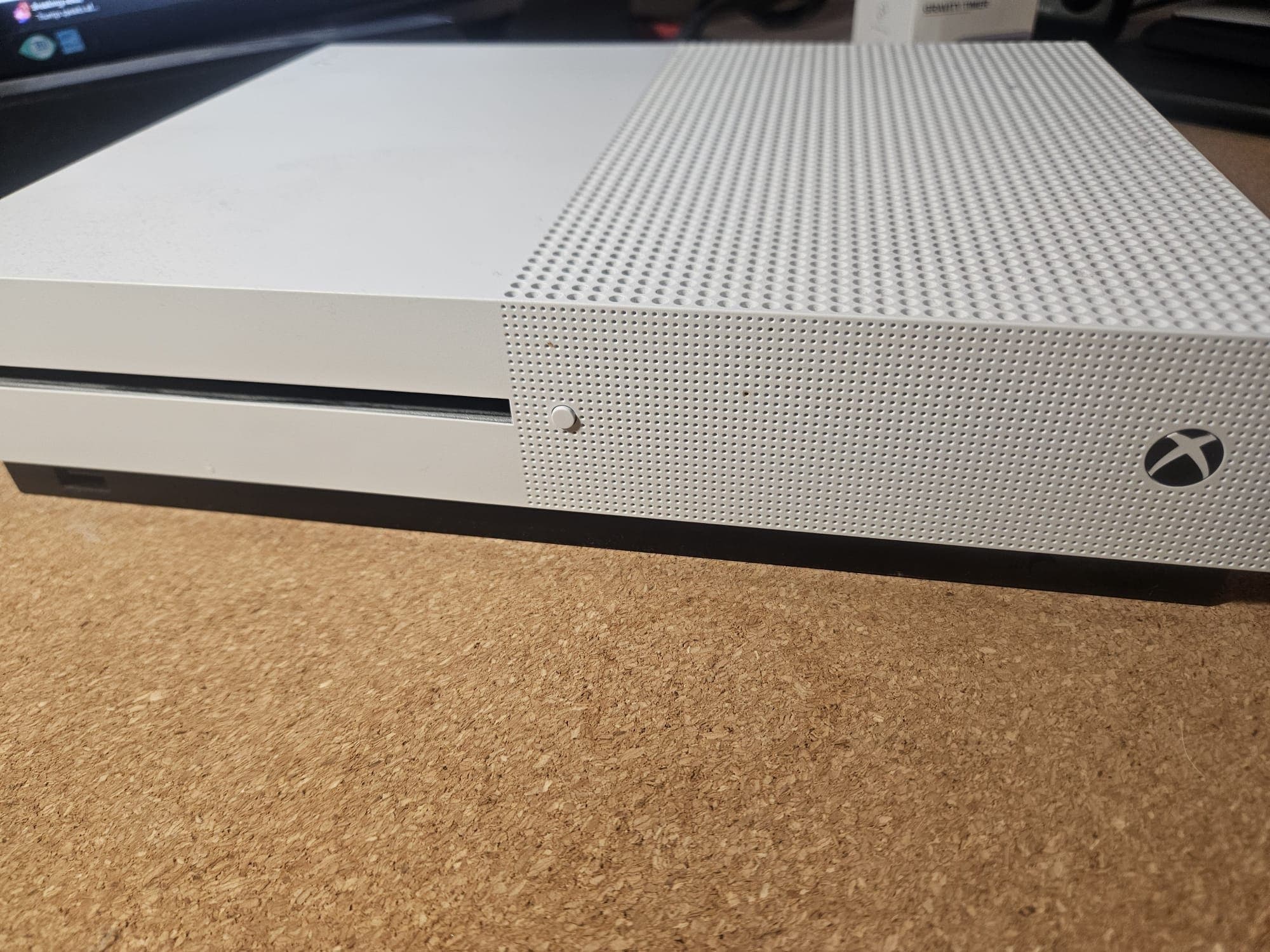 Se produkter som liknar Xbox One S 1TB + Handkontroll.. på Tradera ...