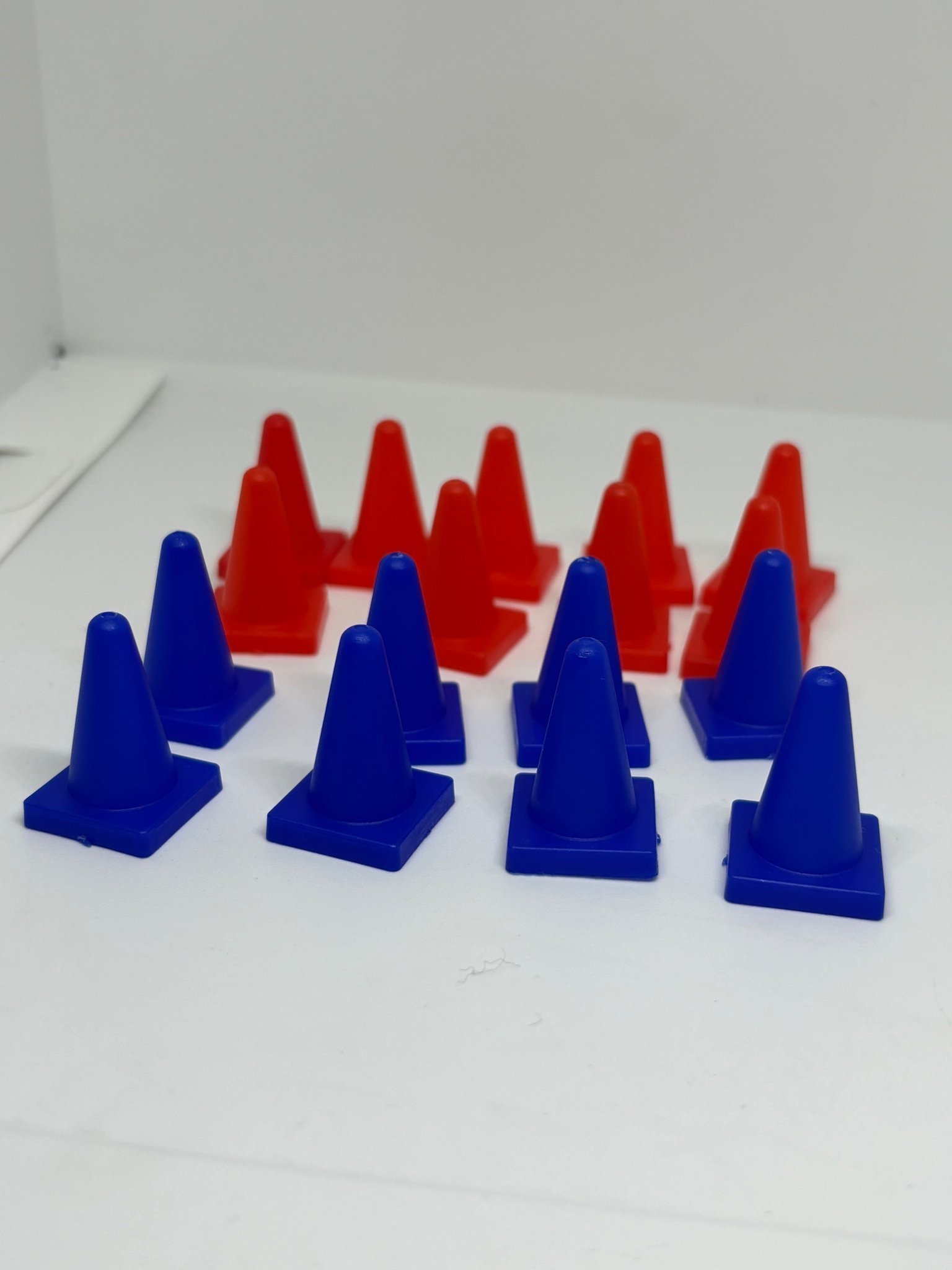 Små blåa och röda Koner till lek- 17 stycken | Köp på Tradera (691764992)