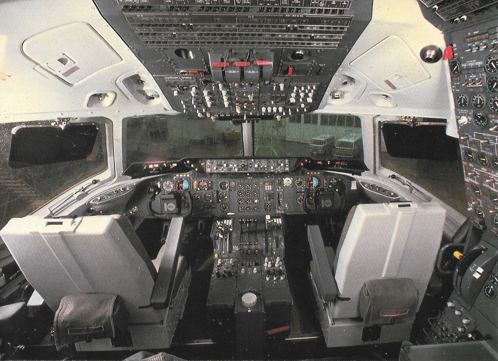 Se produkter som liknar DC-10 cockpit på Tradera (596197278)