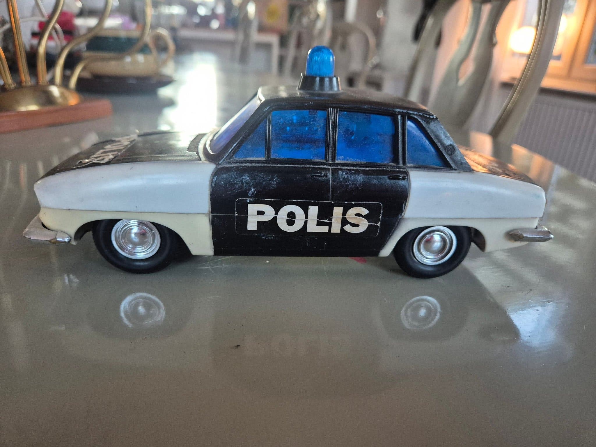 Se produkter som liknar Tomy Polisbil Leksaksbil på Tradera (703247273)