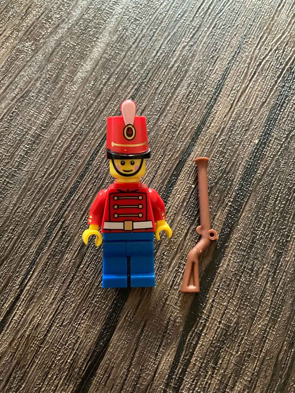 Se produkter som liknar LEGO Toy Soldier CMF Exklusiv.. på Tradera ...