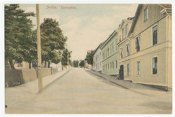 Se produkter som liknar Arvika Hamngatan med folk str.. på Tradera ...