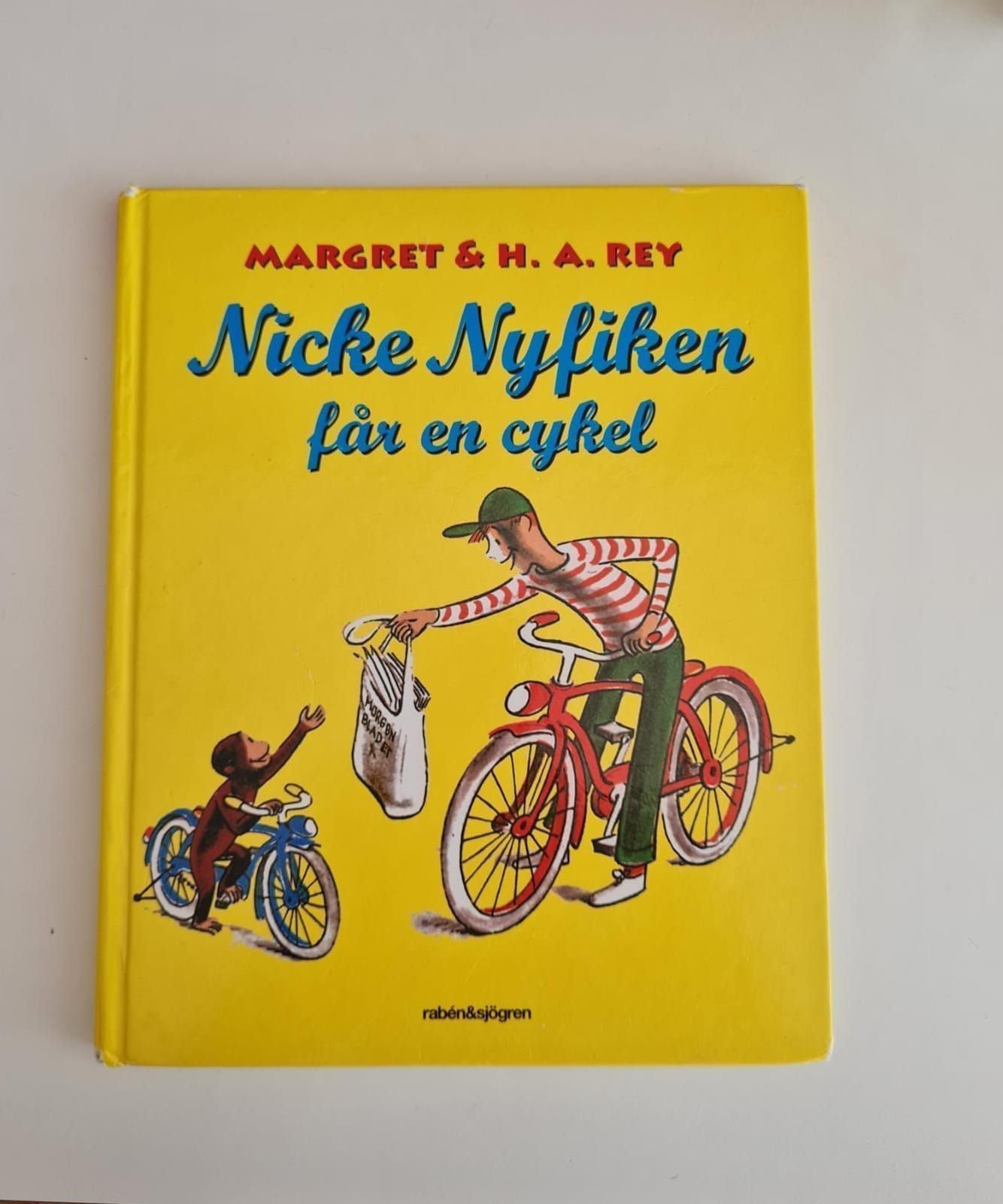 Se produkter som liknar Barnbok Nicke nyfiken får en .. på Tradera ...