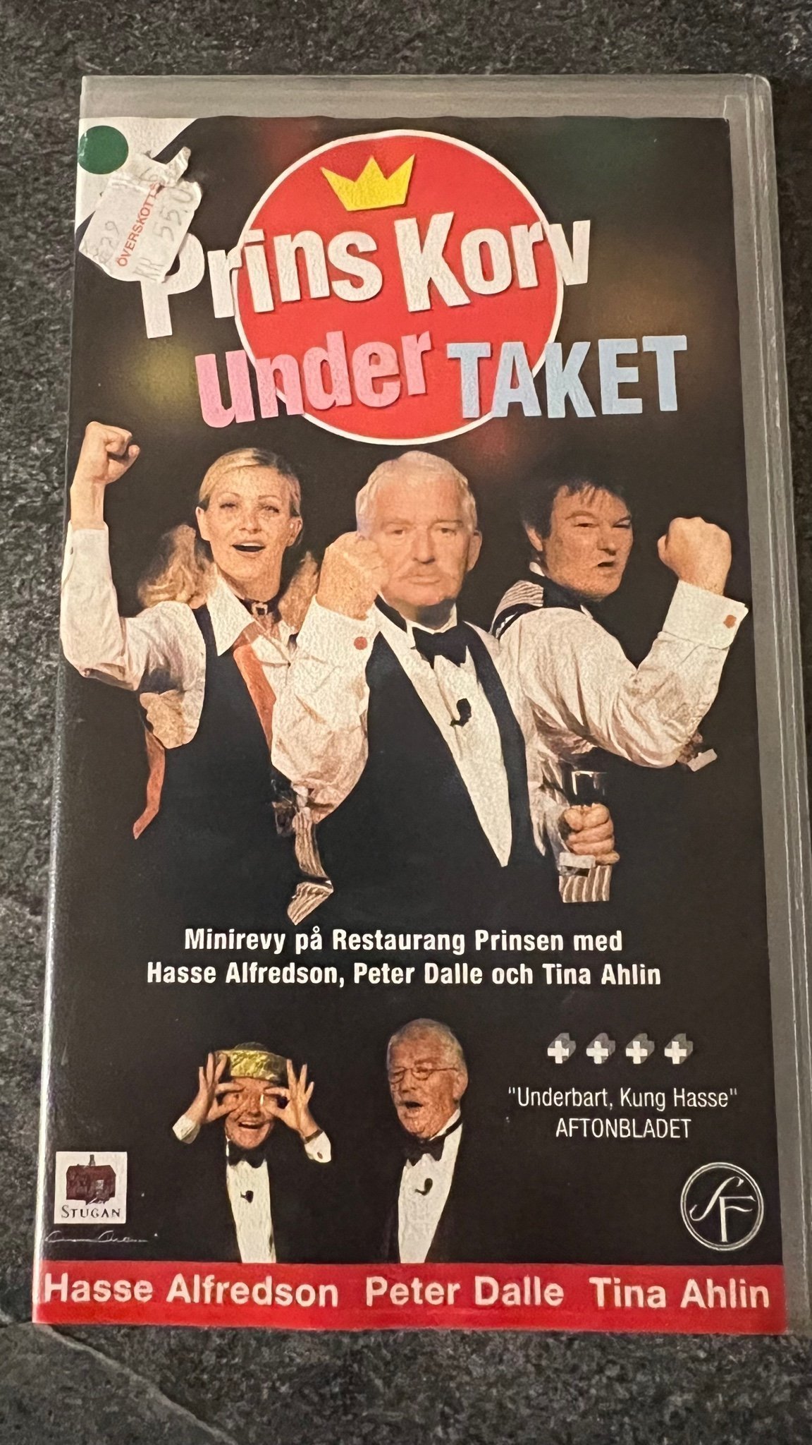 Se produkter som liknar Prins Korv Under Taket - VHS på Tradera (697689996)