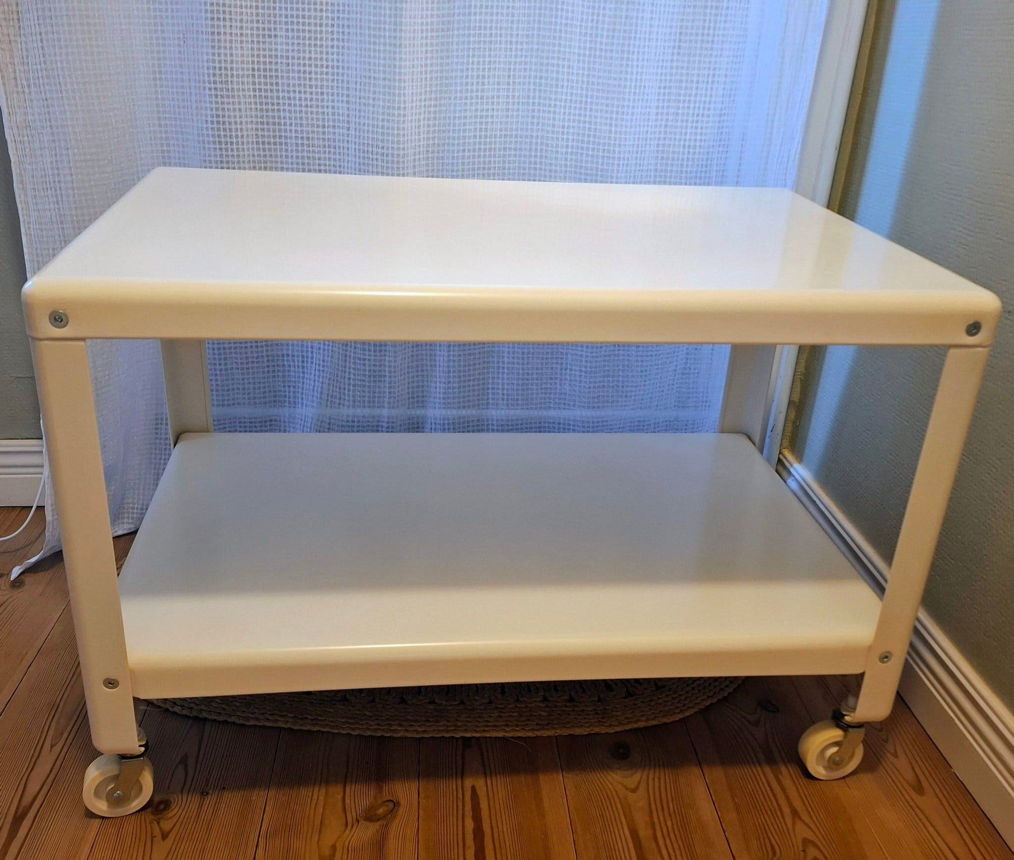 TV-bänk med hjul/Rullvagn, Vit Metall, design I.. | Köp på Tradera ...