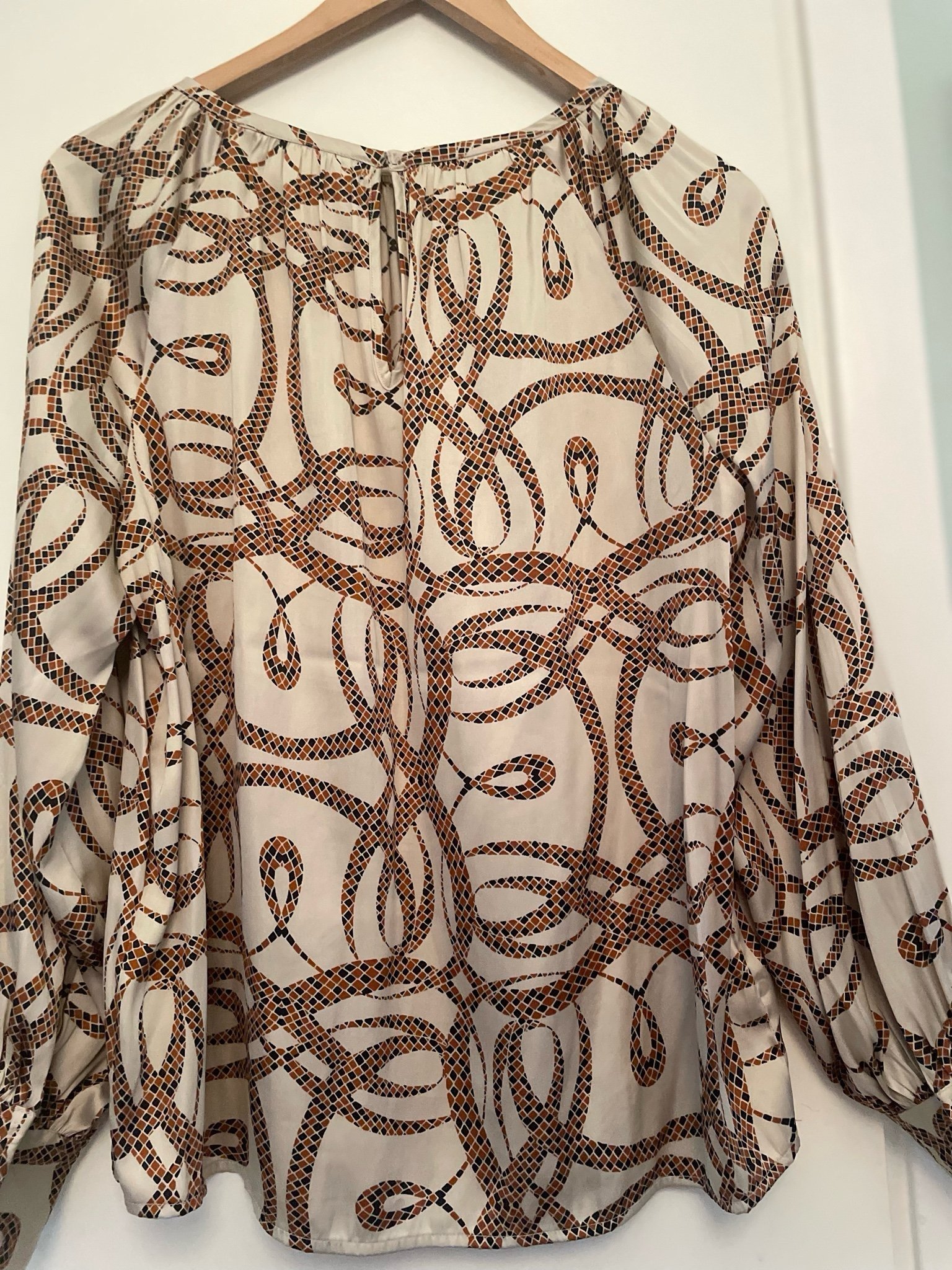 Richard Allan x H&M beige blus, storlek 36 | Köp på Tradera (707606183)