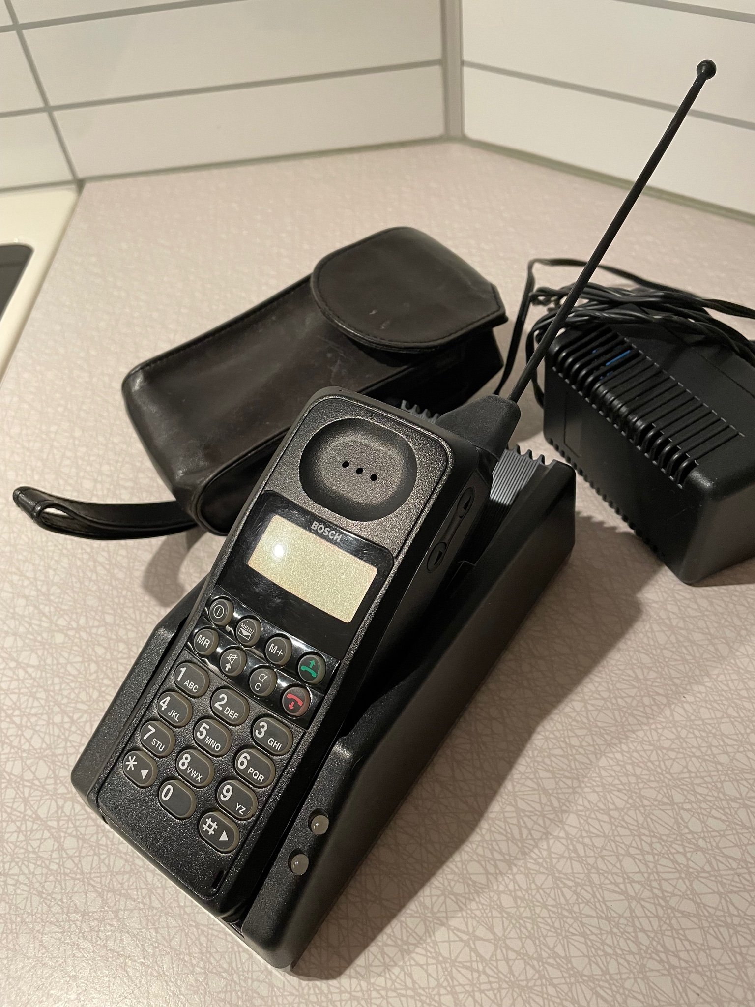 Se produkter som liknar Gammal Bosch mobil från 90-ta.. på Tradera ...