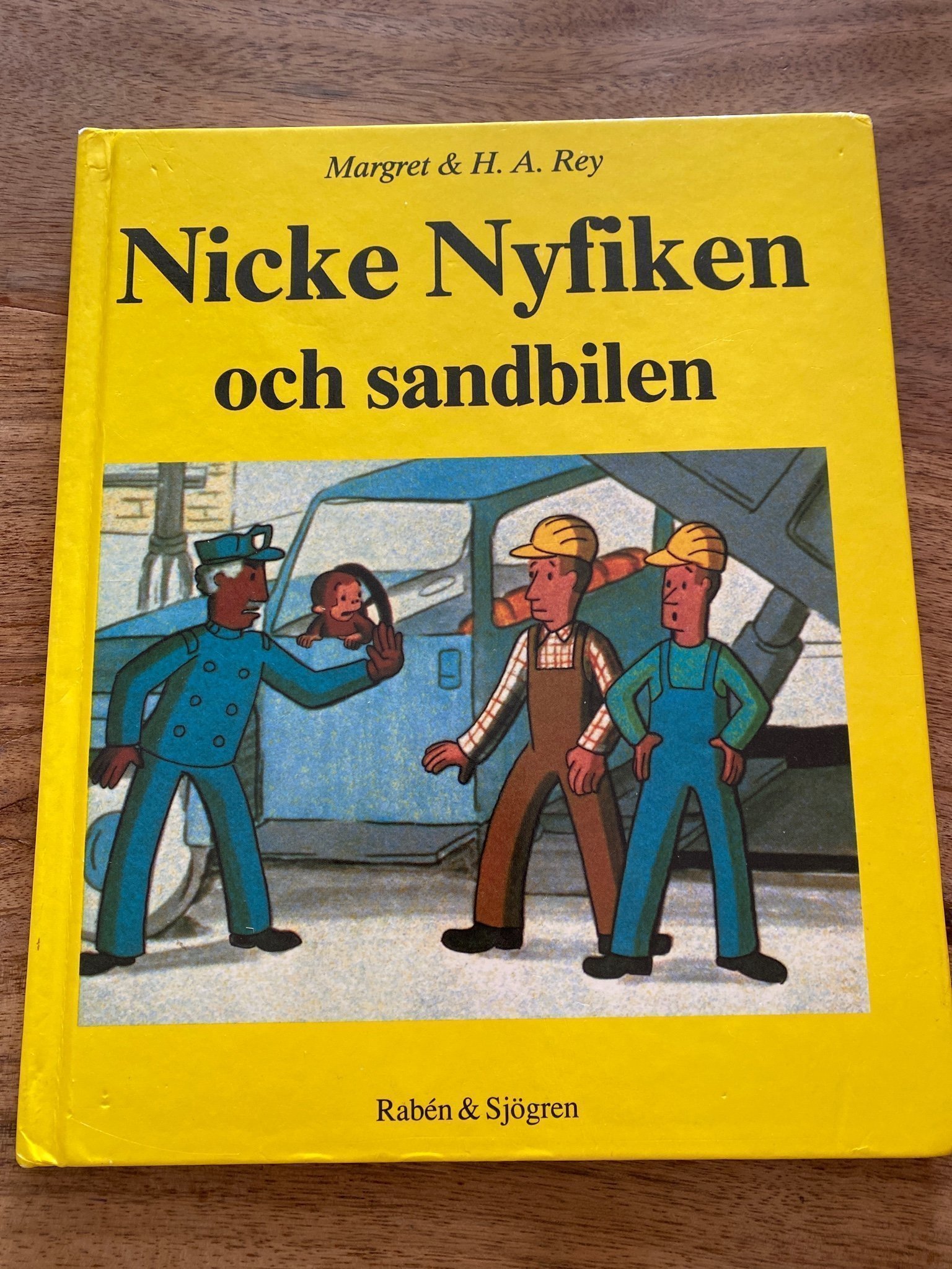 Se produkter som liknar NICKE NYFIKEN OCH SANDBILEN på Tradera (611491064)