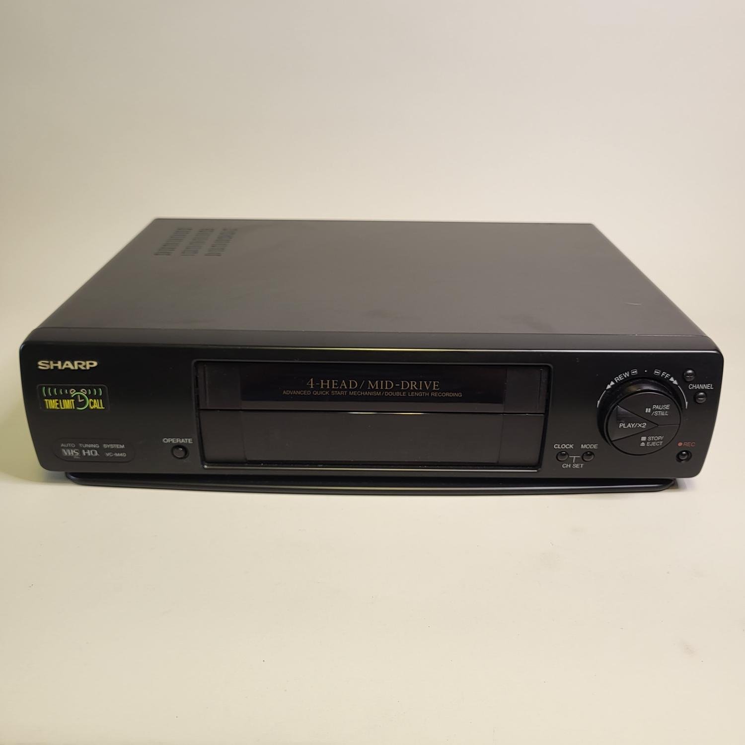 Se produkter som liknar Sharp VHS Video 4 Head Spelar.. på Tradera ...