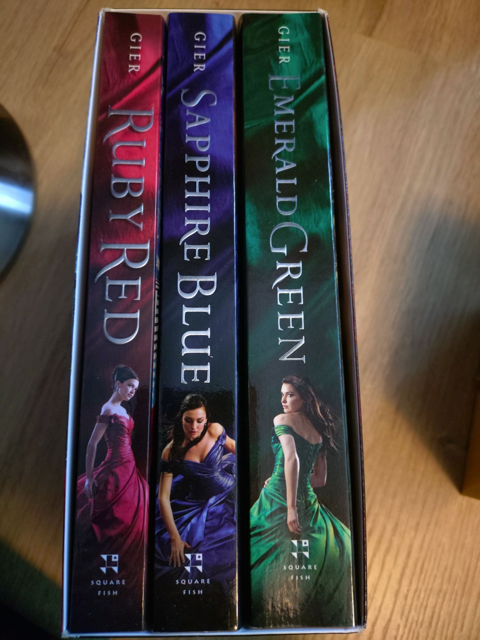 Ruby Red Trilogy Boxed Set av Kerstin Gier | Köp på Tradera (705052707)