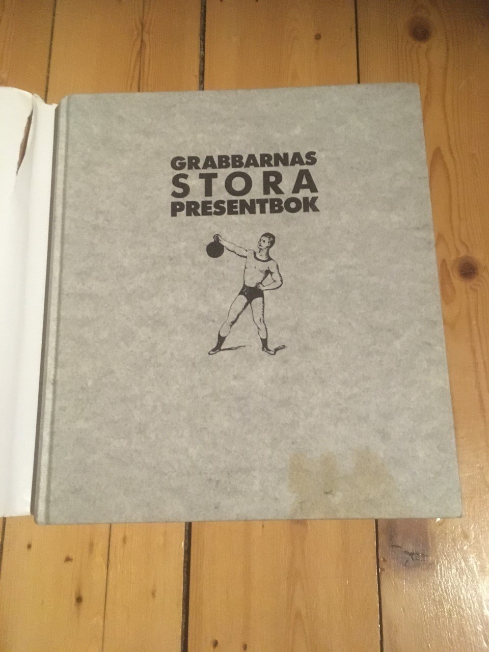Se produkter som liknar Stora Machoboken-Grabbarnas-K.. på Tradera ...