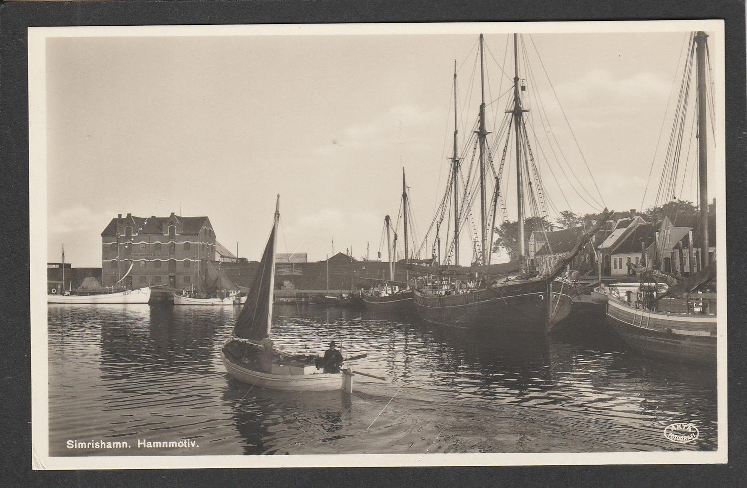 Simrishamn. Segelskutor i Hamnen | Köp från inghan på Tradera (571888466)