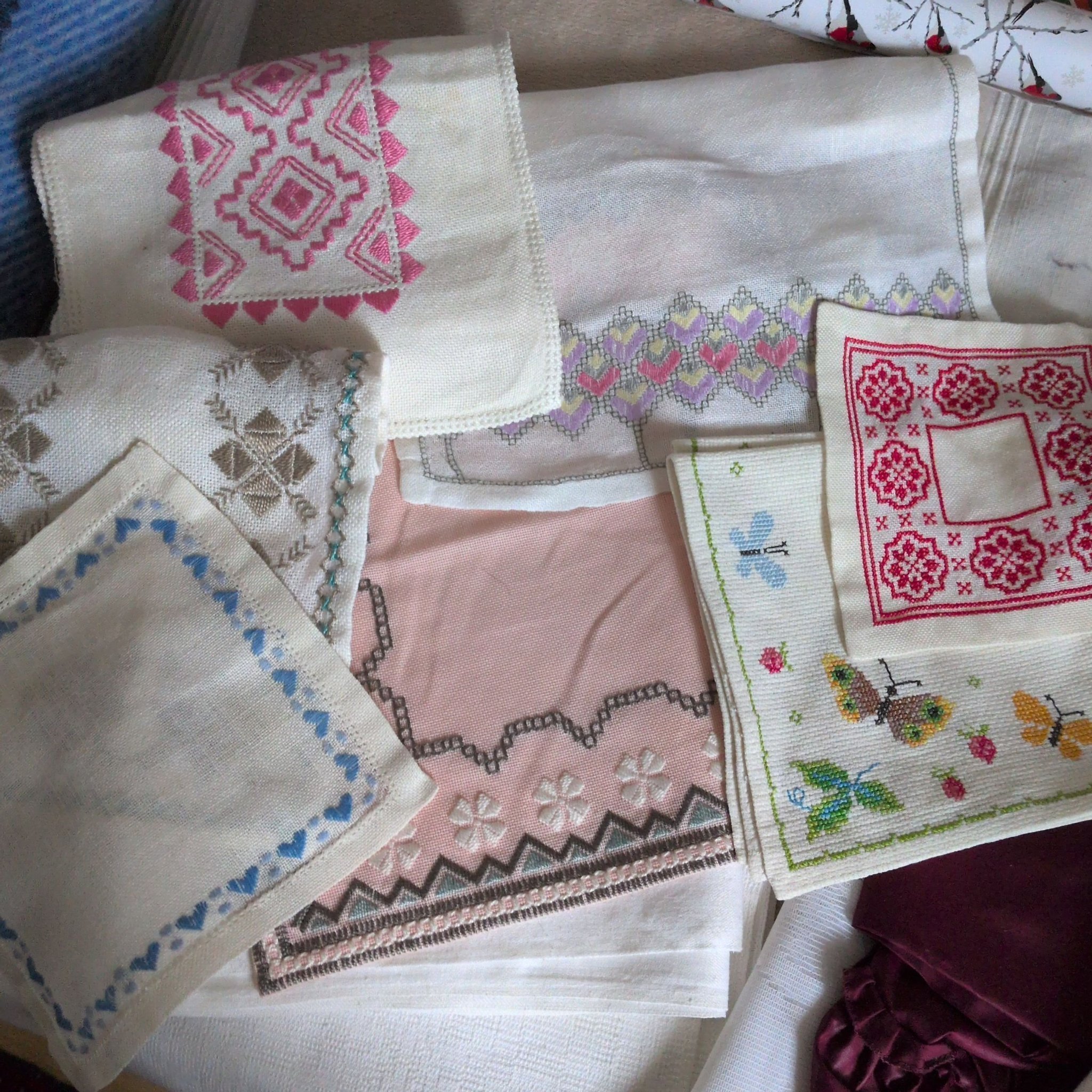 Se produkter som liknar Vintage Broderade Dukar på Tradera (715595545)