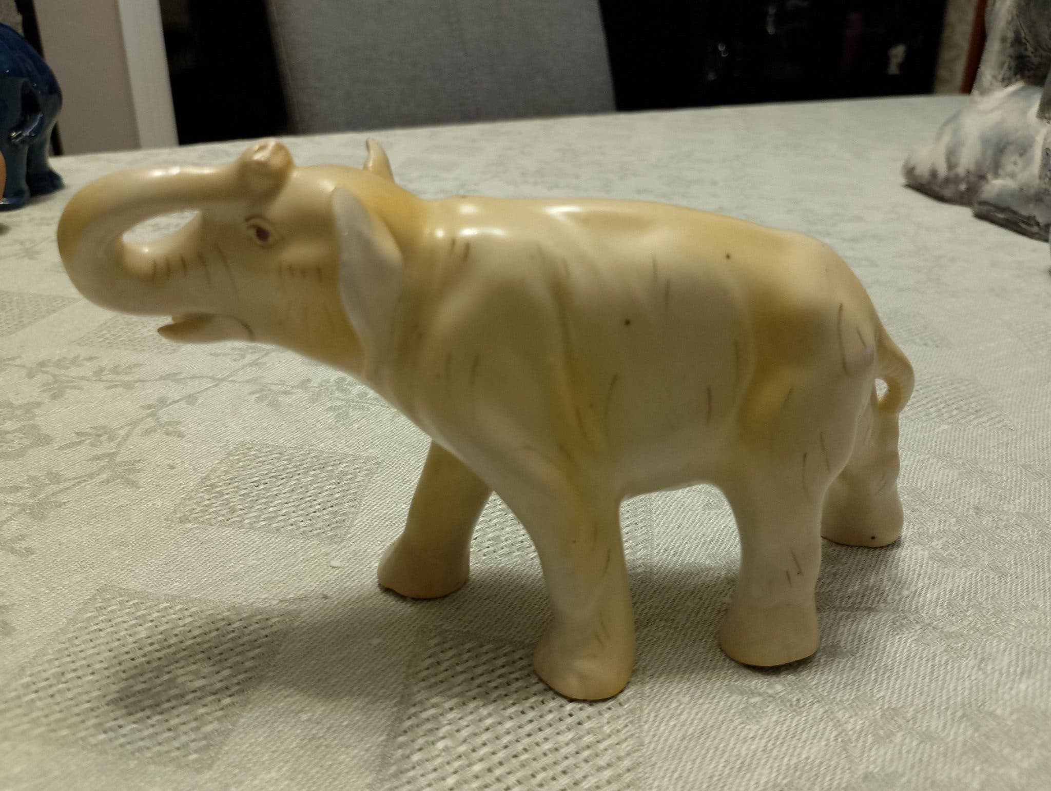 Se produkter som liknar Elefant figurin Made in Tjeck.. på Tradera ...
