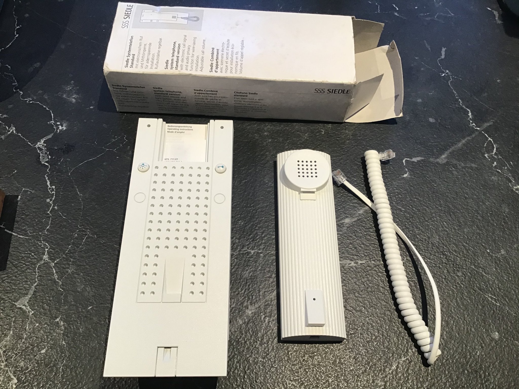 Se produkter som liknar SSS Siedle Systemtelefon Stan.. på Tradera ...