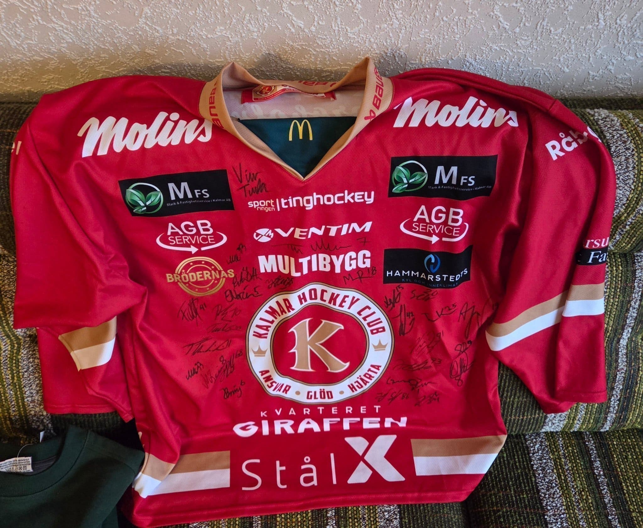 Se produkter som liknar Kalmar Hockey Club Matchtröja.. på Tradera ...