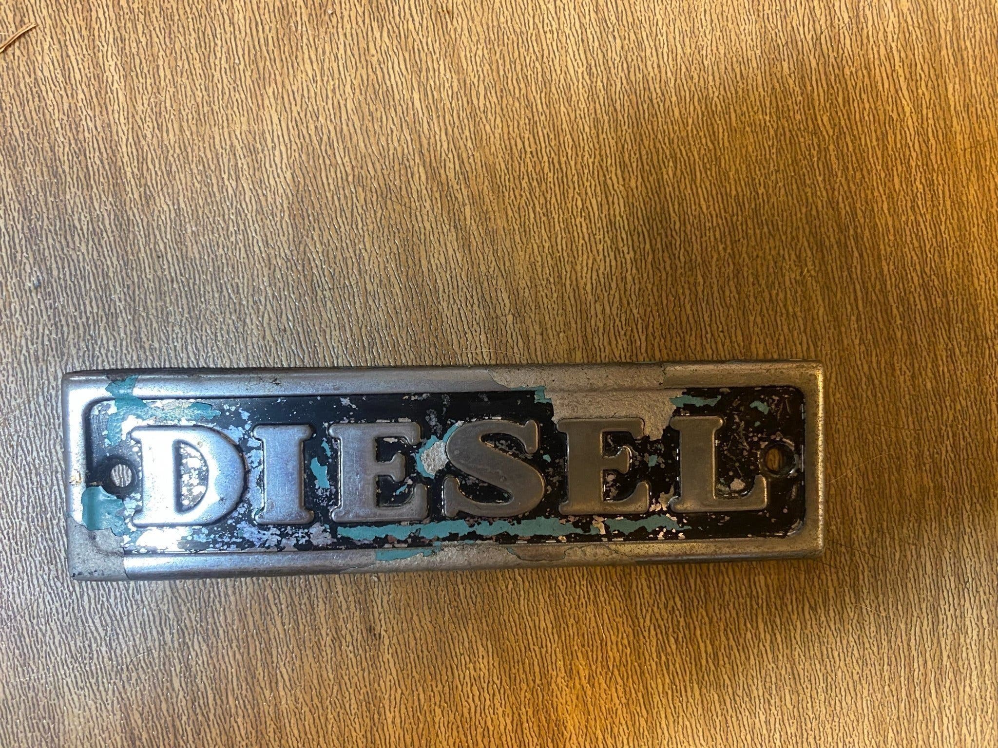 Se produkter som liknar Diesel skylt Volvo lastbil bu.. på Tradera ...