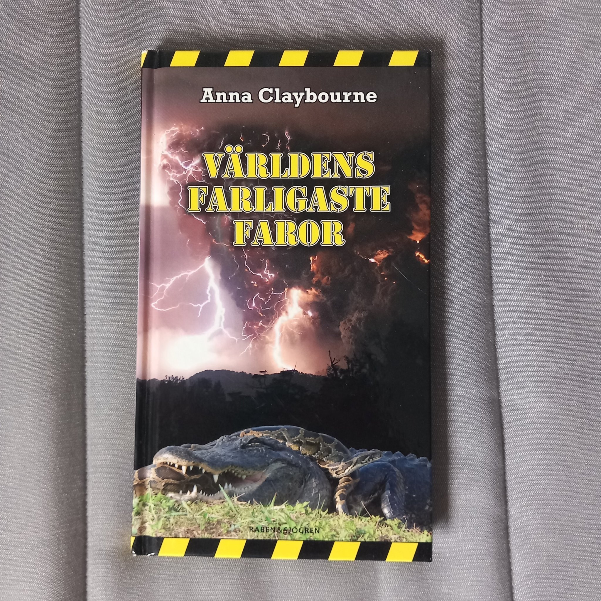 Se produkter som liknar Världens farligaste faror, av.. på Tradera ...