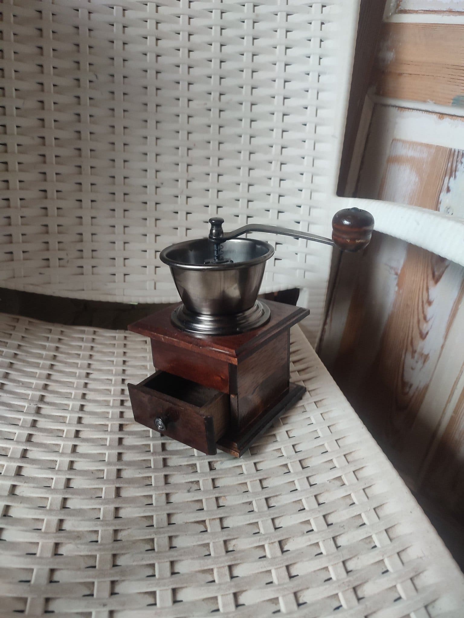 Se produkter som liknar Retro brun Kaffekvarn i trä, .. på Tradera ...