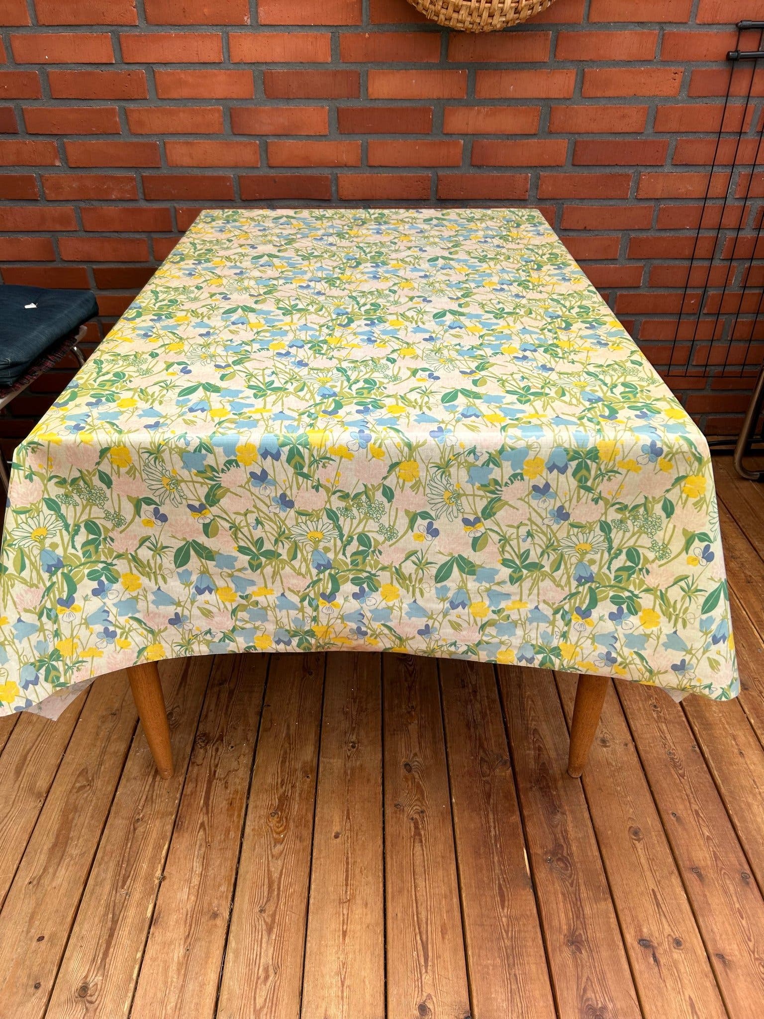 Se produkter som liknar Retro Bordduk med Blommönster.. på Tradera ...
