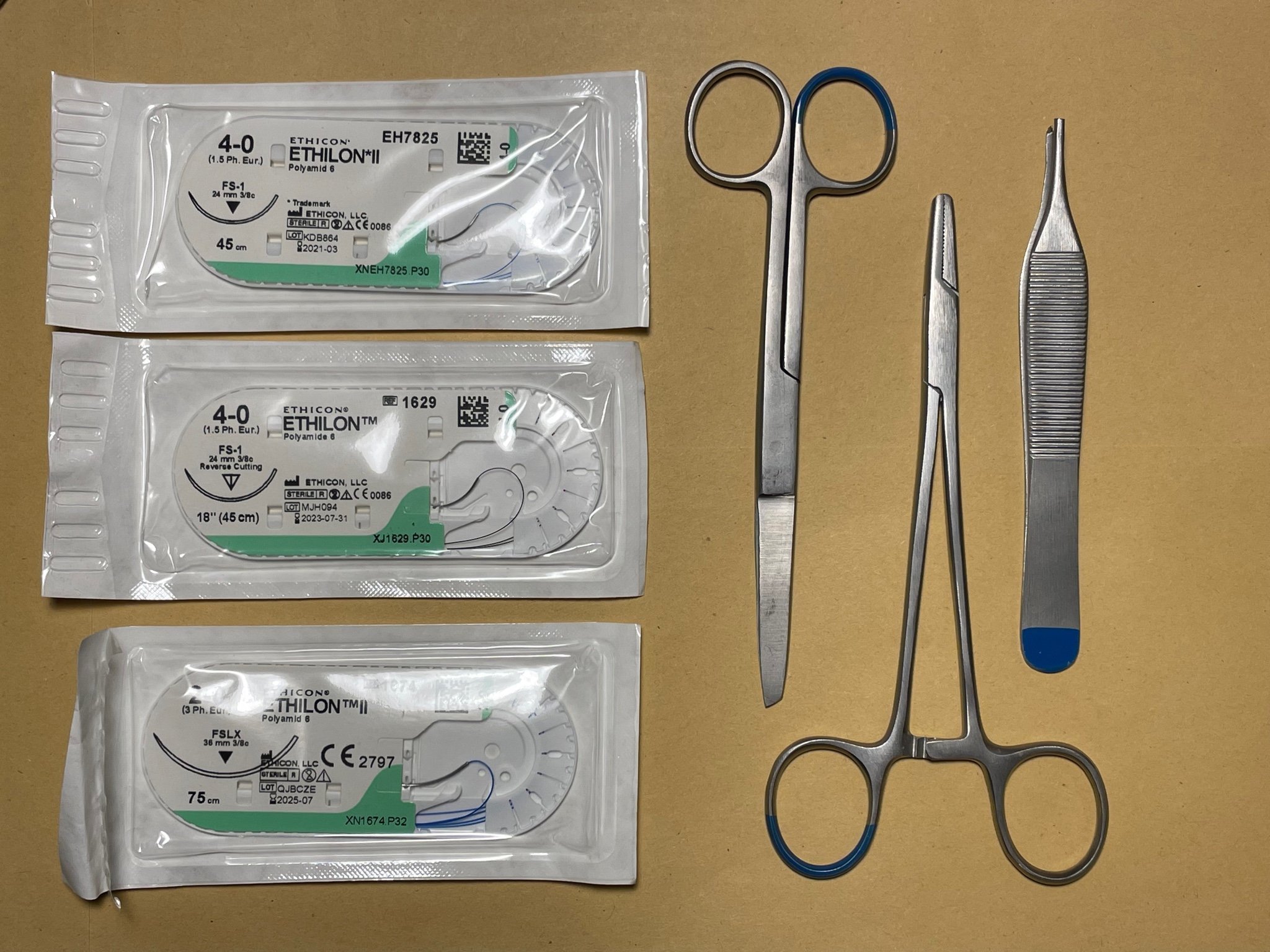 Se produkter som liknar Sutur-set (student,övning,läk.. på Tradera ...