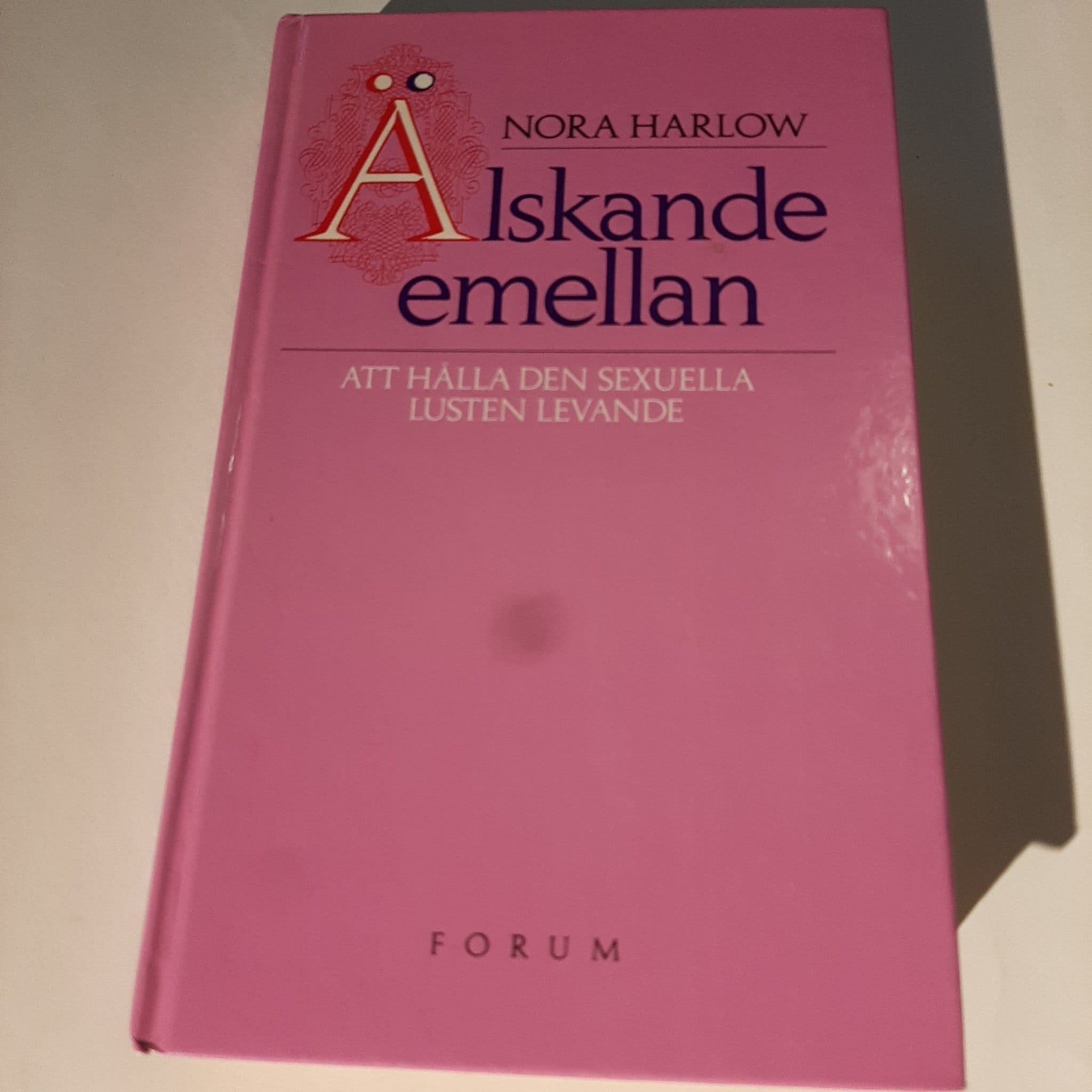 Se produkter som liknar Älskande emellan - Nora harlow på Tradera ...