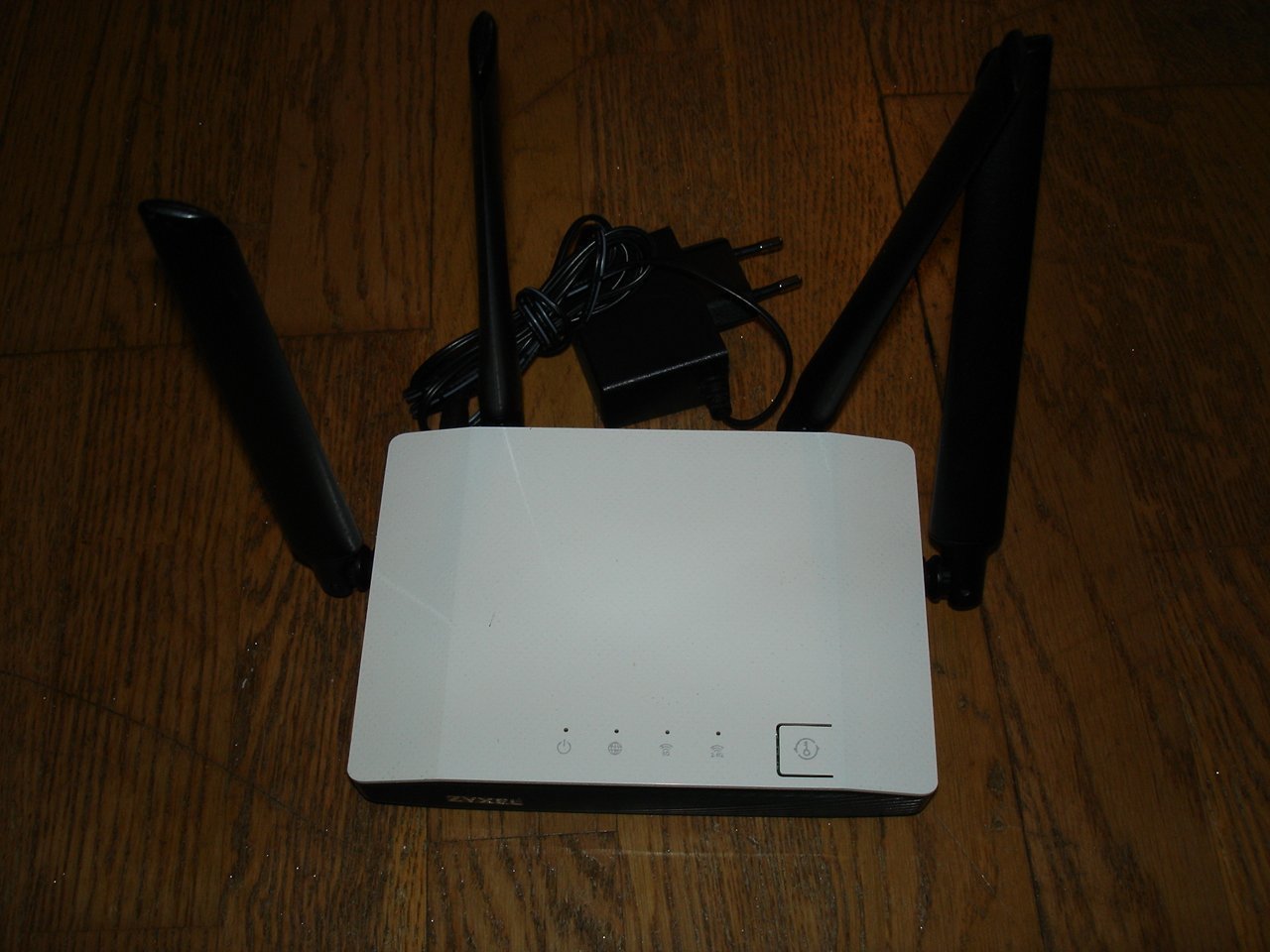 Se produkter som liknar ZYXEL NBG6604 AC1200 Zyxel Ro.. på Tradera ...