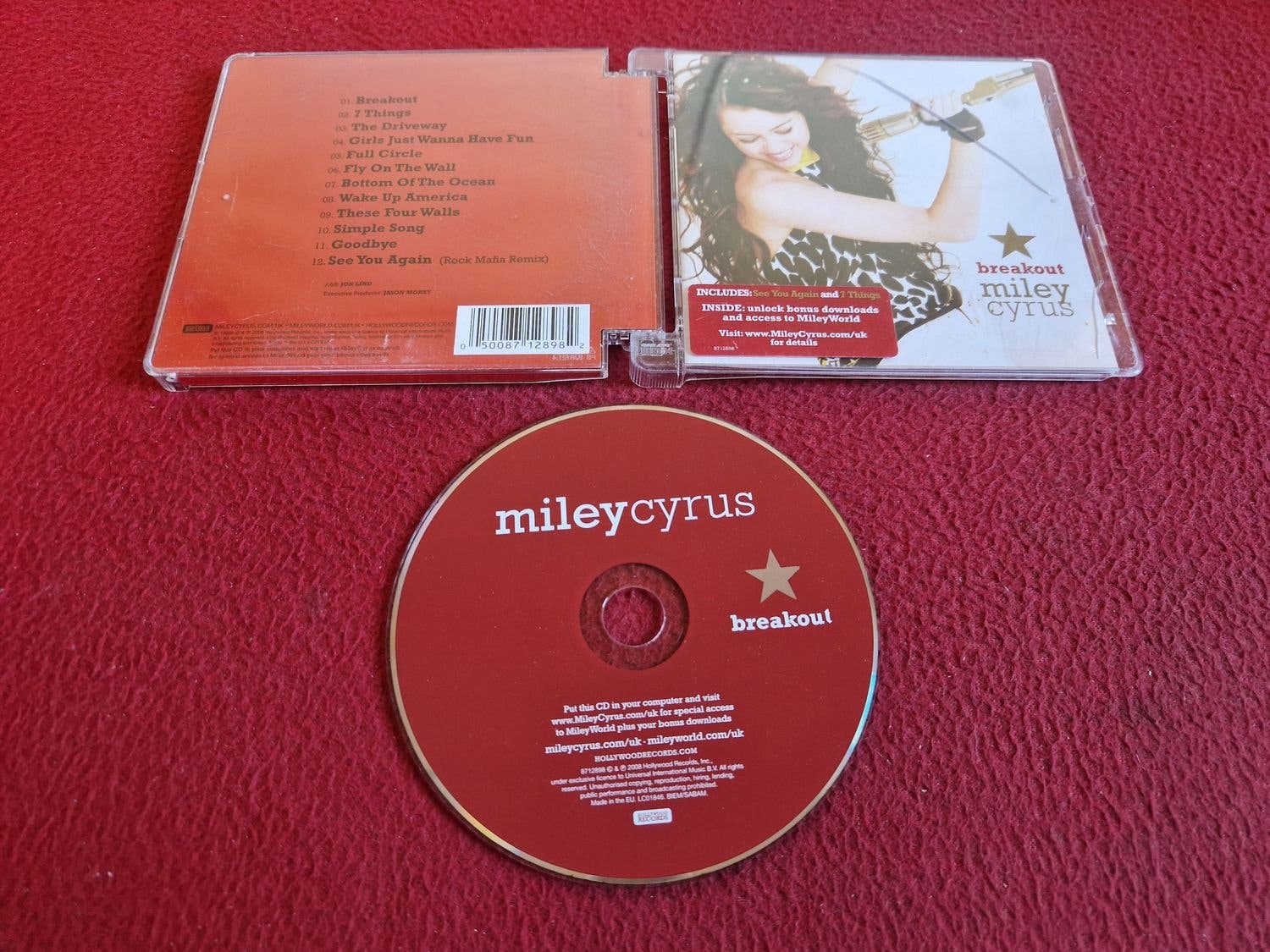 Se produkter som liknar MILEY CYRUS BREAKOUT CD på Tradera (699629907)