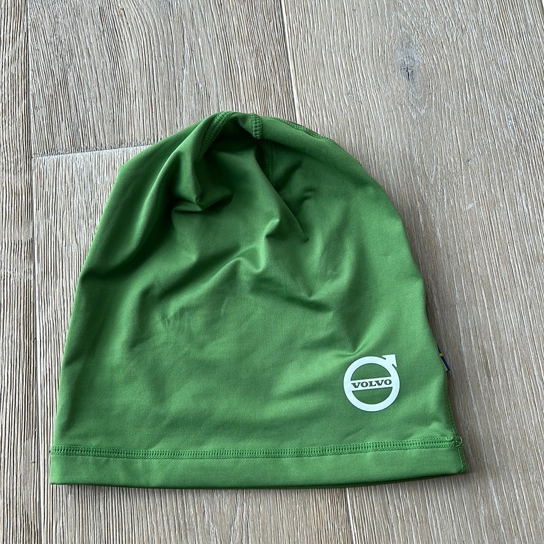 Se produkter som liknar Grön mössa med Volvo logga på Tradera (702547593)