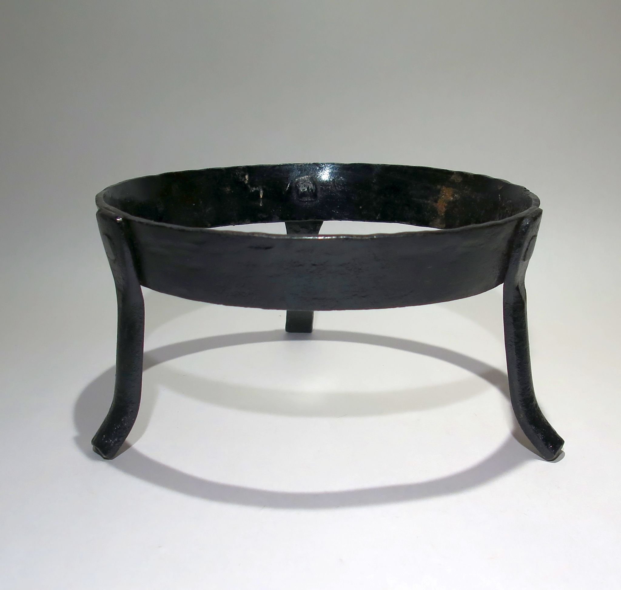 Se produkter som liknar HANDSMIDD TREFOT I SVART JÄRN.. på Tradera ...