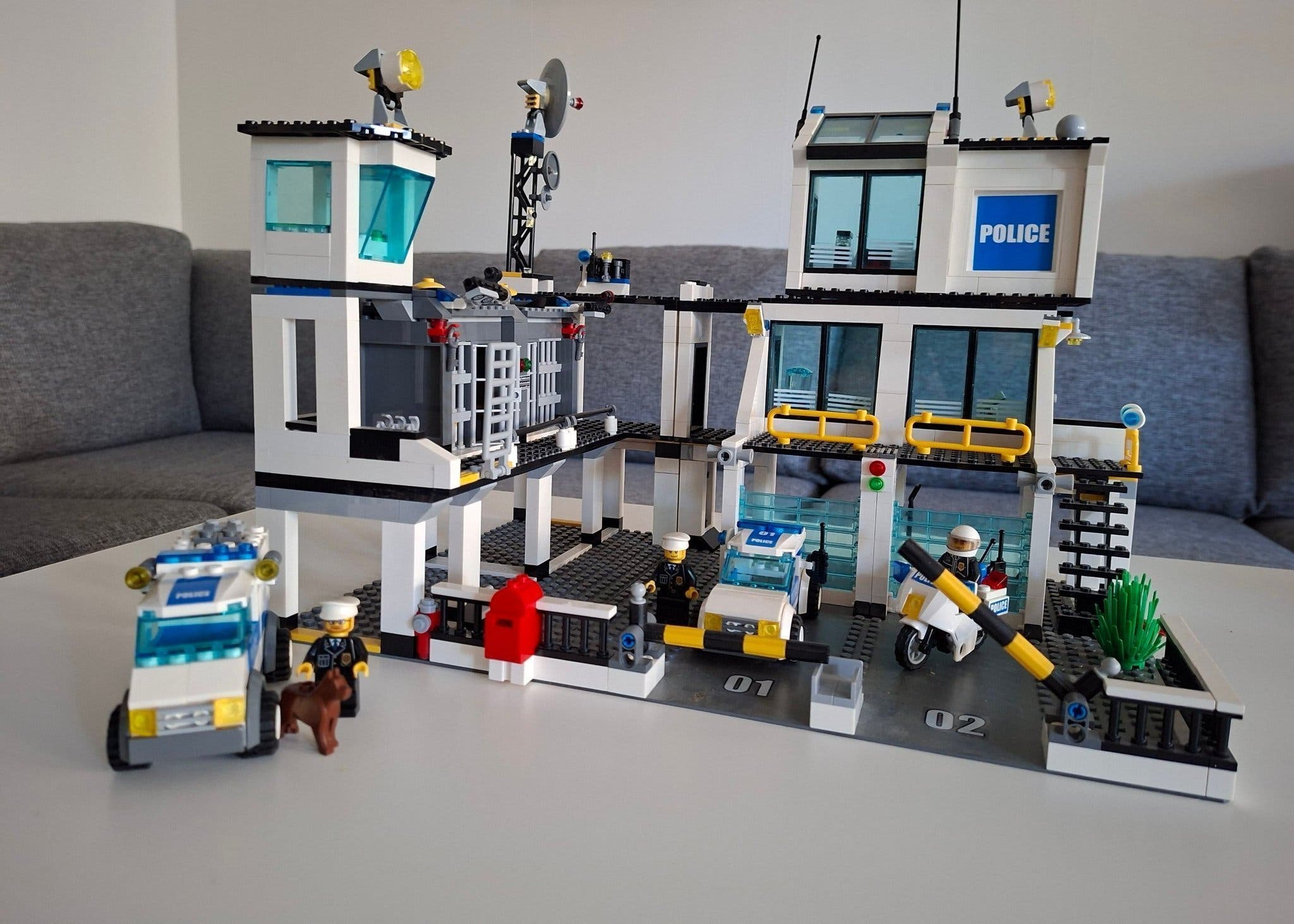 Se produkter som liknar LEGO: Stora, fina polishuset!.. på Tradera ...