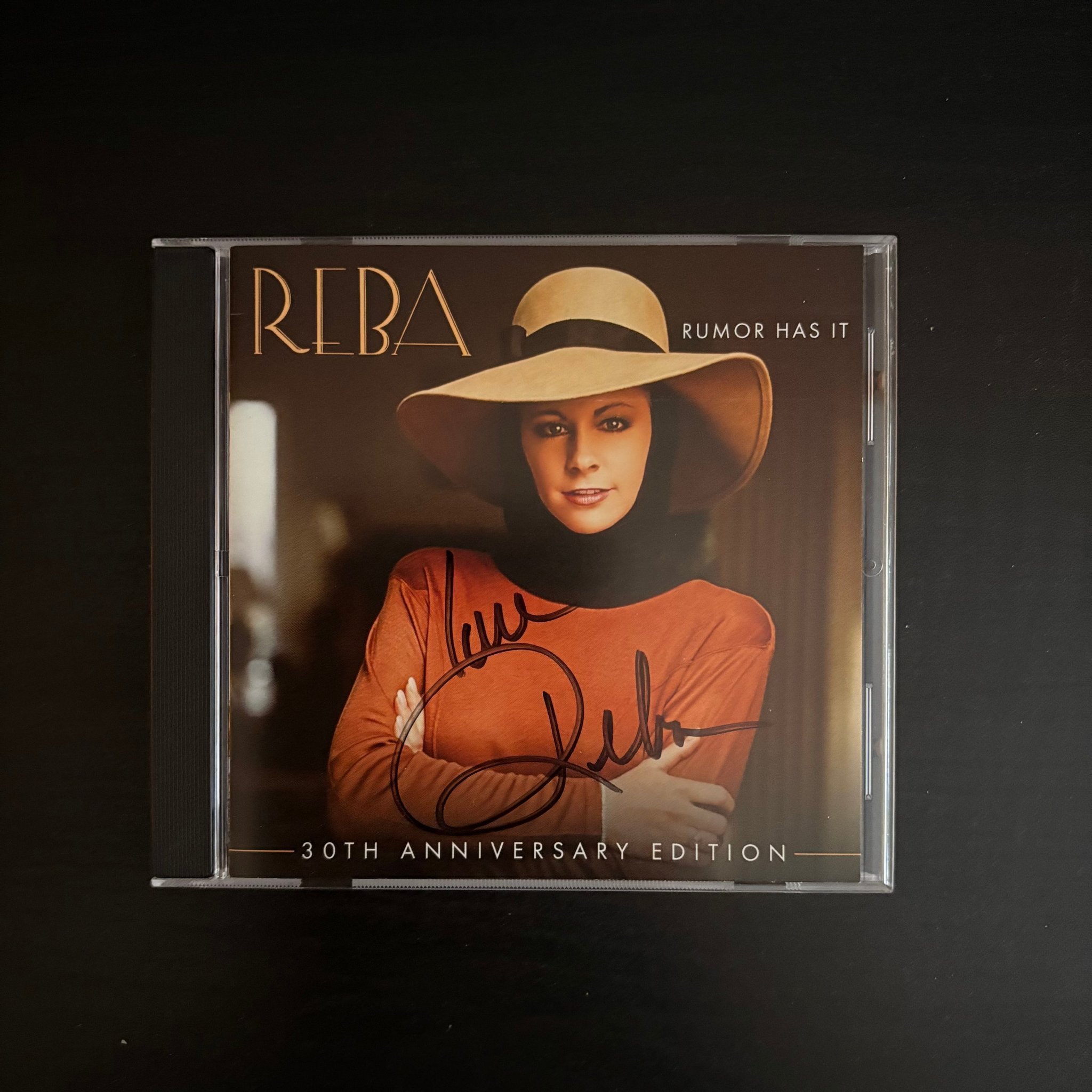 Se produkter som liknar Signerat Reba McEntire Album på Tradera (714370648)