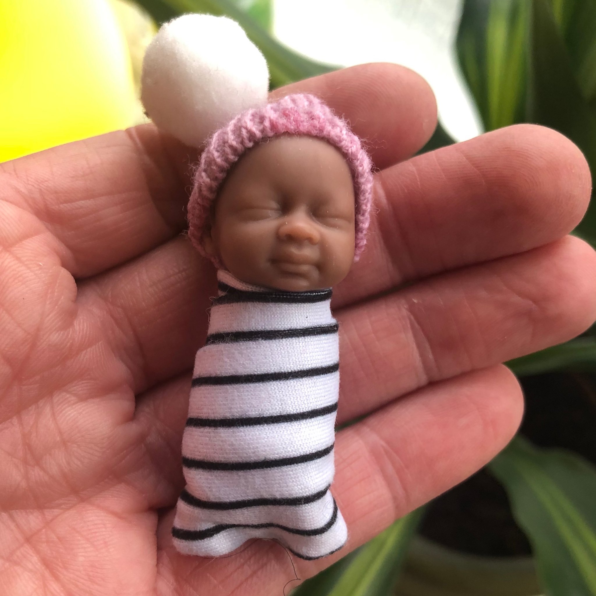 Sovande baby bebis docka miniatyr mörkhyad dock.. | Köp på Tradera ...