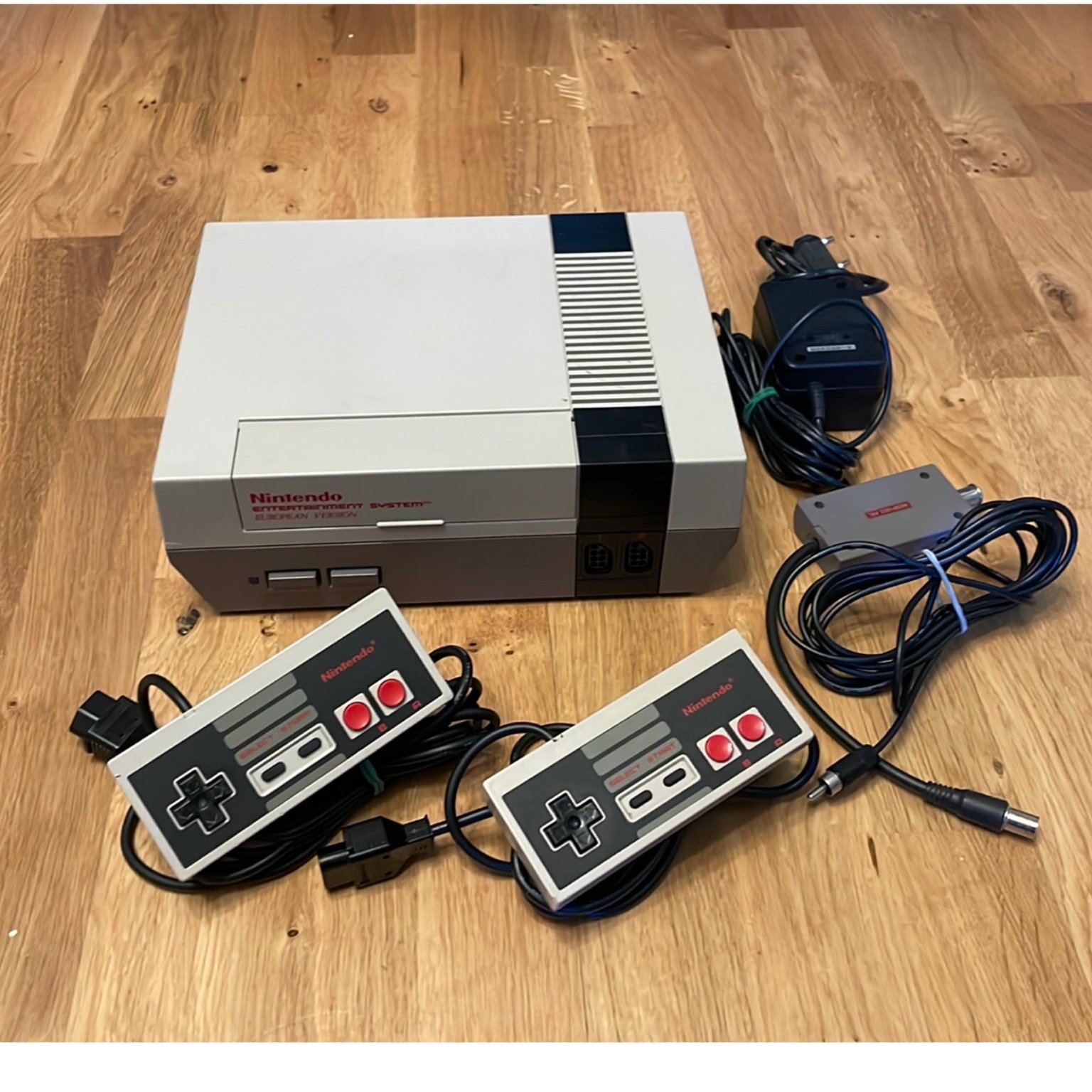 Nintendo NES 8-bit konsol SCN inkl. Handkontrol.. | Köp på Tradera ...