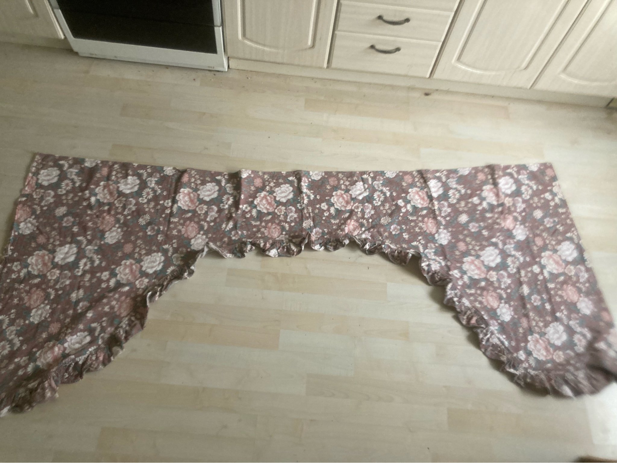 Retro Gardinkappa med blommor och volanger 2 m | Köp på Tradera (637919890)