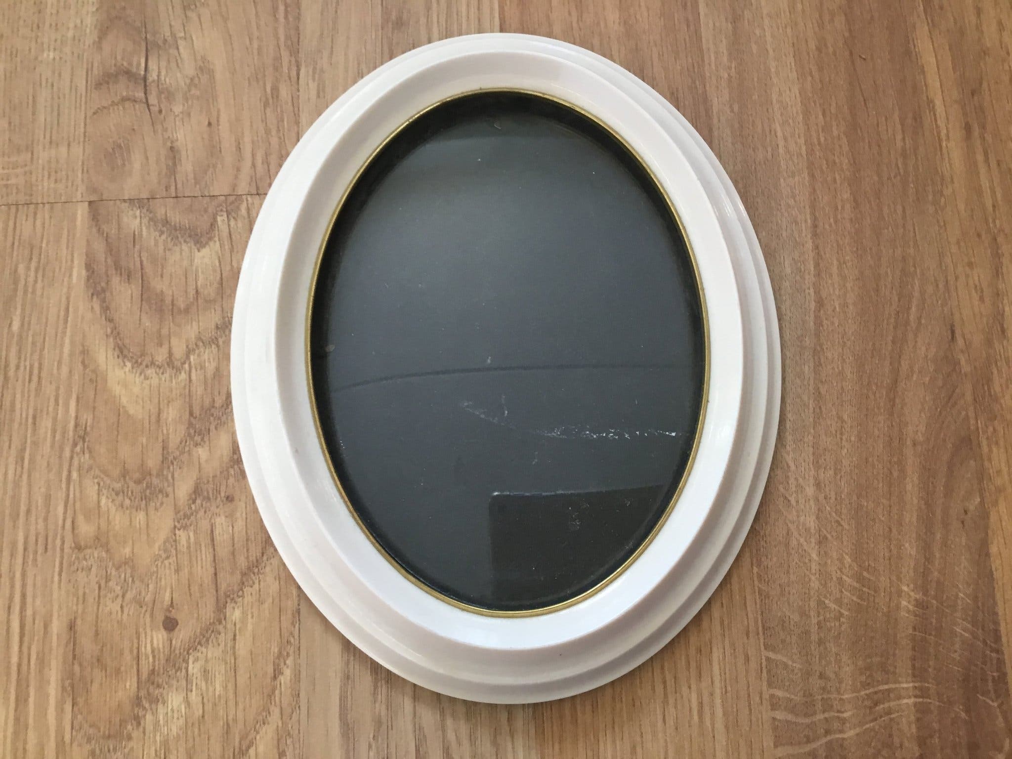 Klassisk oval retro ram, fotoram i benvit Bakel.. | Köp på Tradera ...