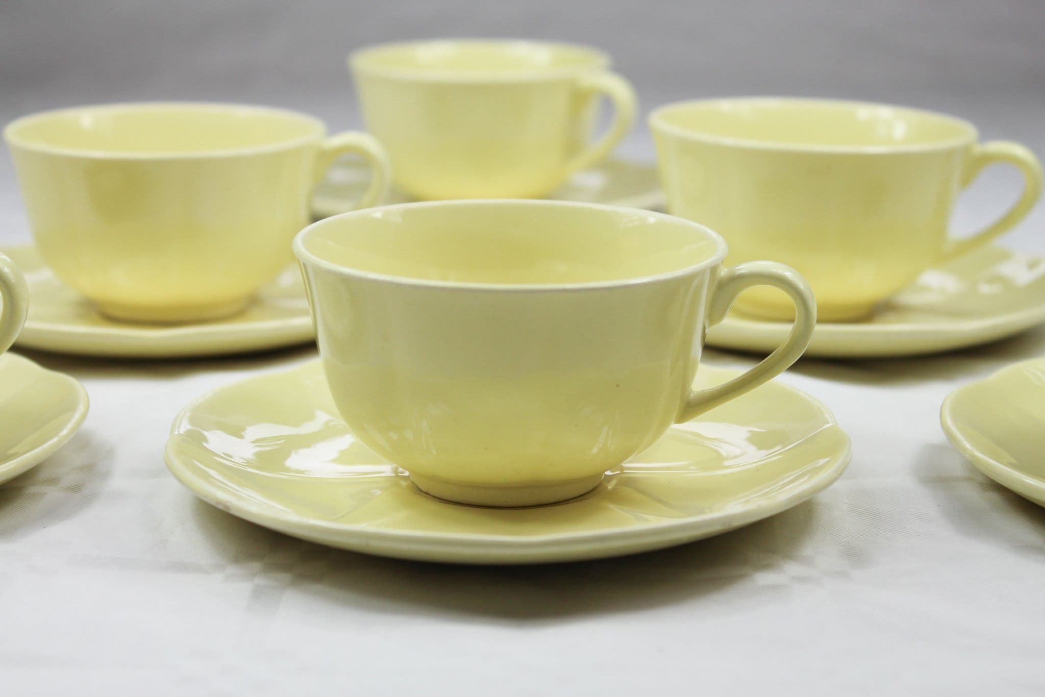Julklapp Ceylon, Stig Lindberg. 6 st ljusgula kaffekoppar med fat ...