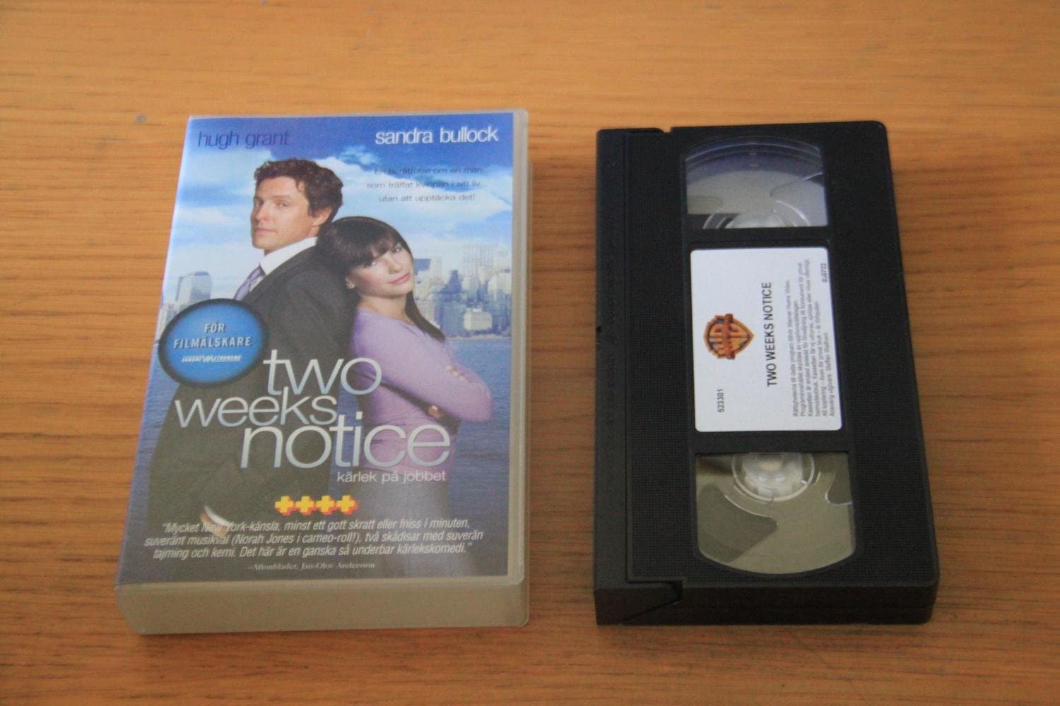 Se produkter som liknar Two Weeks Notice Kärlek på jo.. på Tradera ...