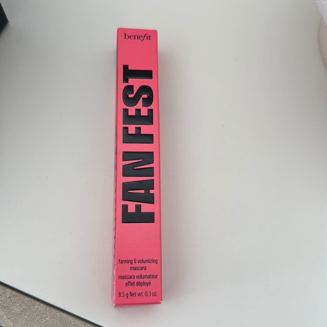Se produkter som liknar Benefit FAN FEST Mascara på Tradera (723474409)