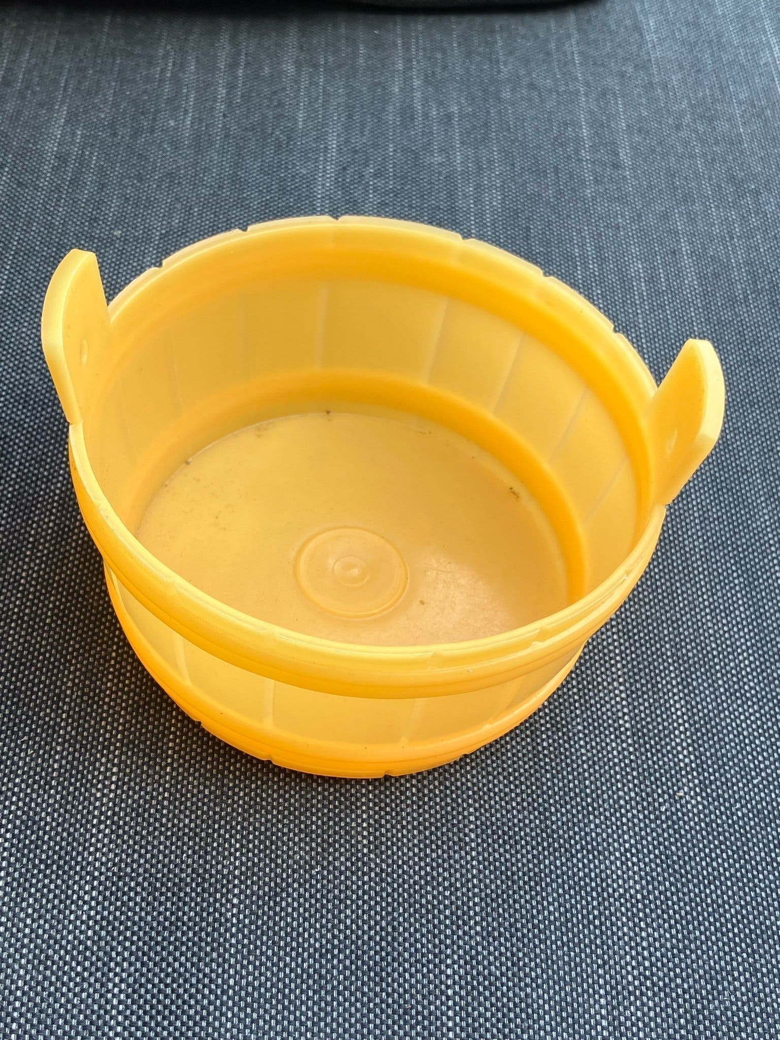 Retro Gul Burk - Stockholms Plast Industri | Köp på Tradera (736620163)