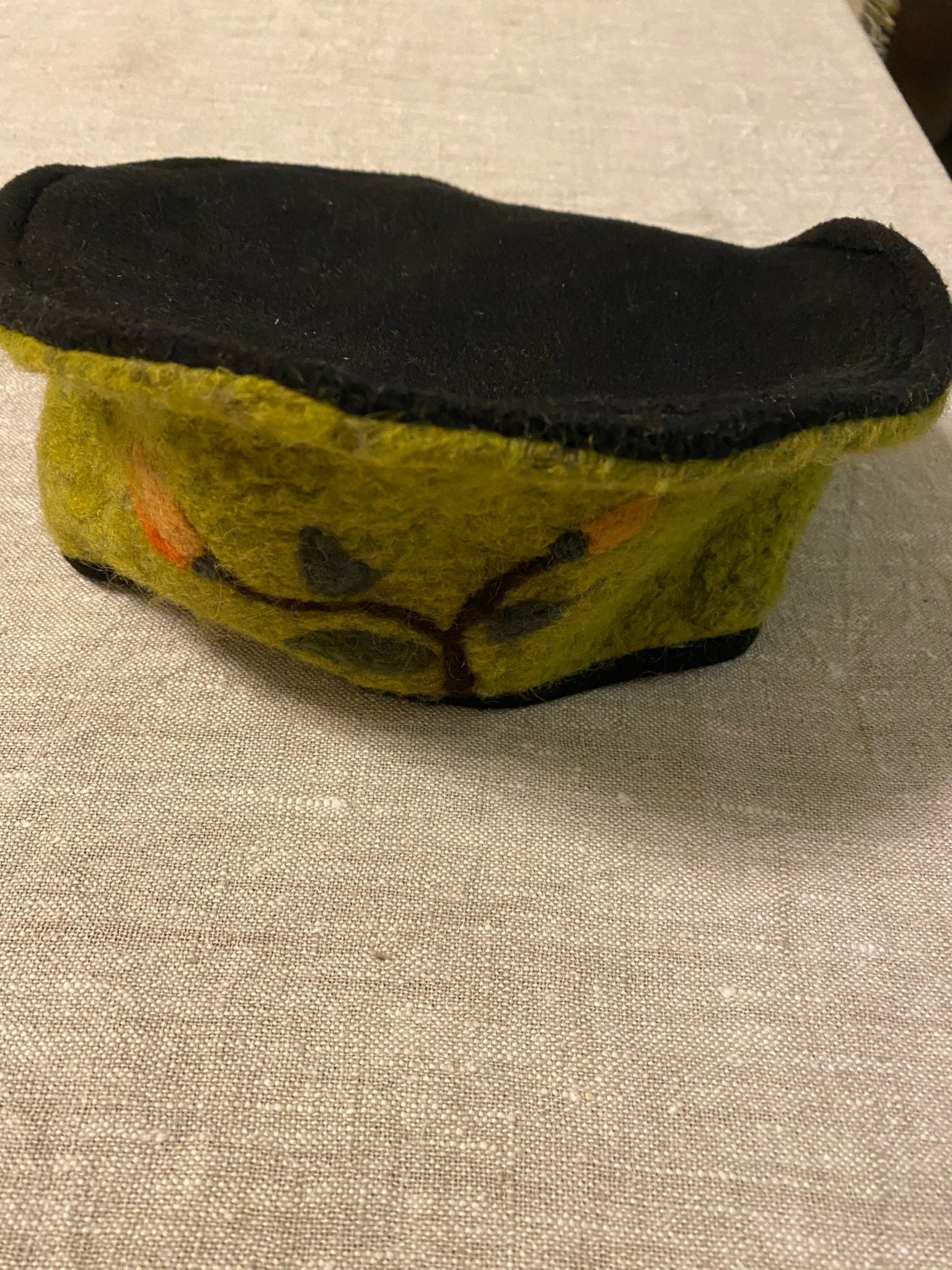 Grön basker med broderi | Köp på Tradera (709943532)